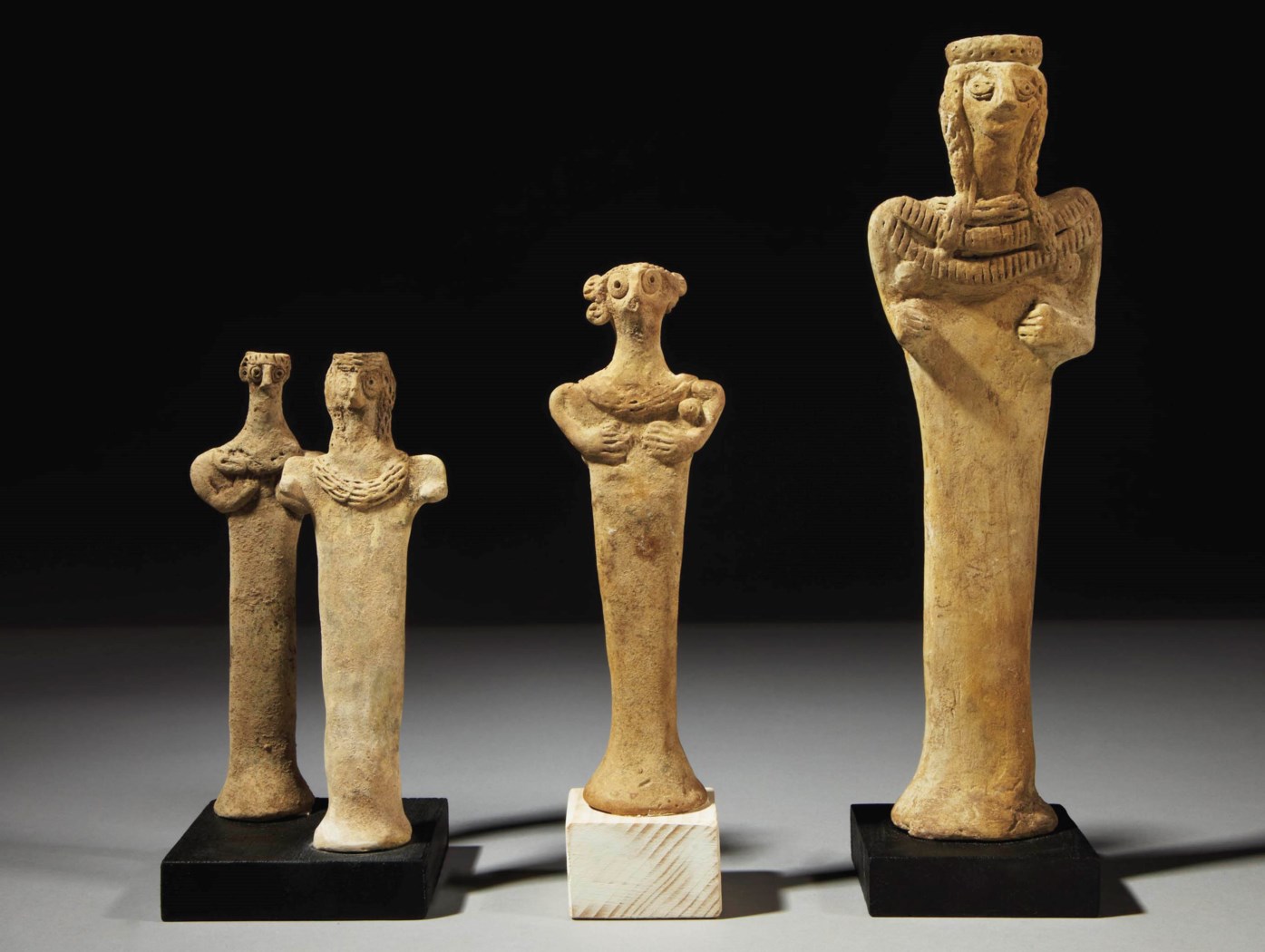QUATRE IDOLES FEMININES EN TERRE CUITE , SYRO-HITTITE, CIRCA FIN DU ...