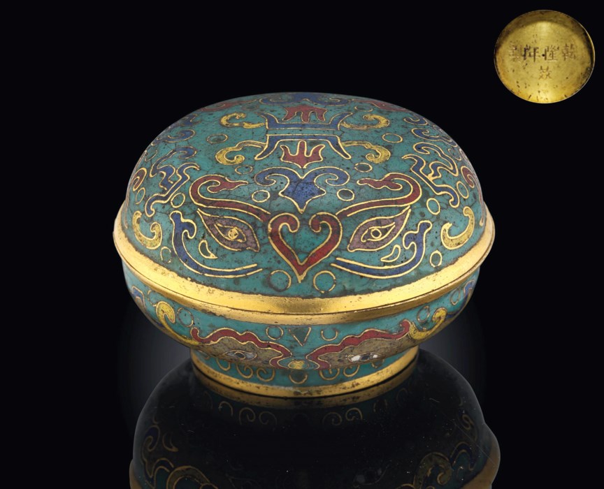A SMALL CLOISONNÉ ENAMEL CIRCULAR BOX AND COVER , QIANLONG INCISED FIVE ...