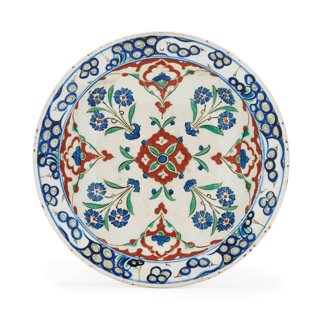 AN IZNIK POTTERY DISH , OTTOMAN TURKEY, CIRCA 1575 | Christie's