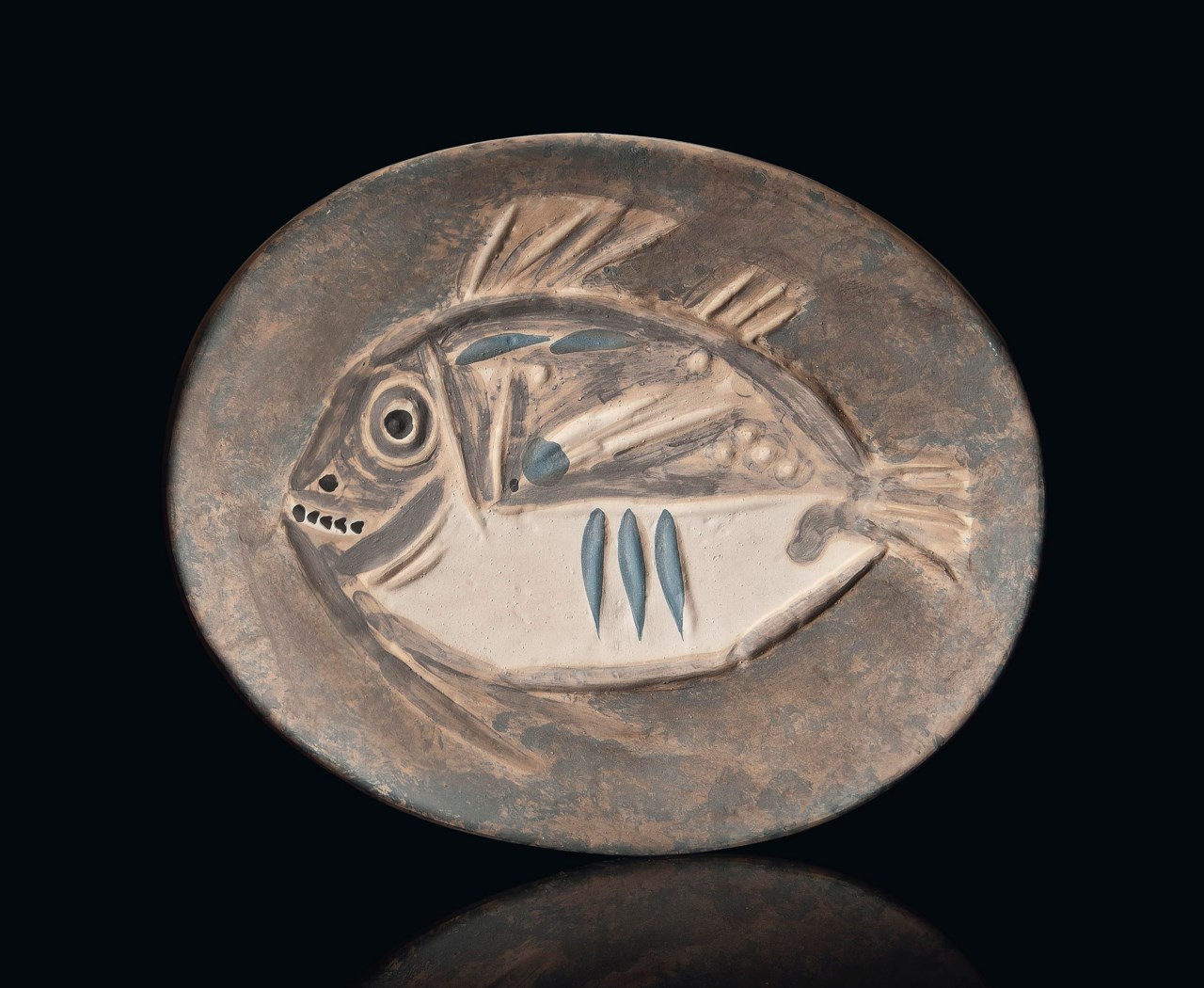 Pablo Picasso (1881-1973) , Poisson fond bleu | Christie's