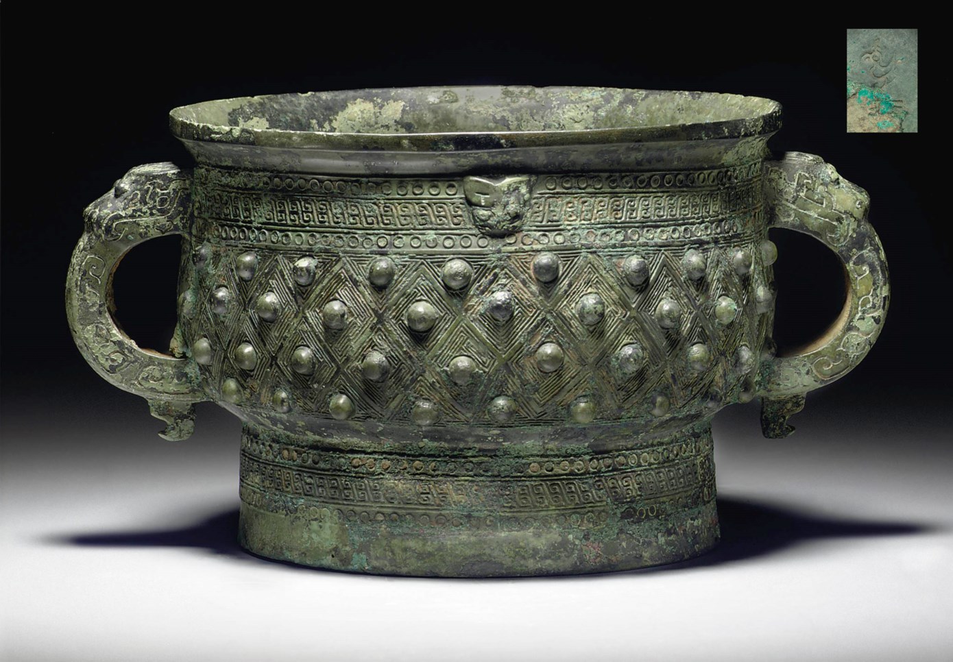 A BRONZE RITUAL FOOD VESSEL, GUI , LATE SHANG/EARLY WESTERN ZHOU ...