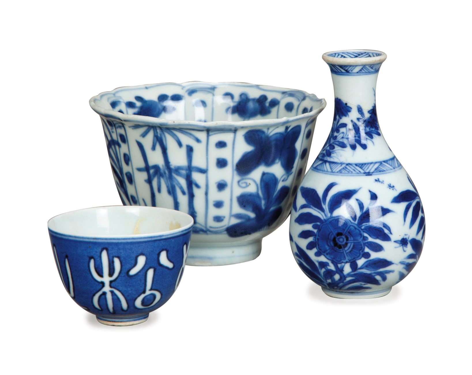 THREE SMALL CHINESE BLUE AND WHITE TABLE WARES,