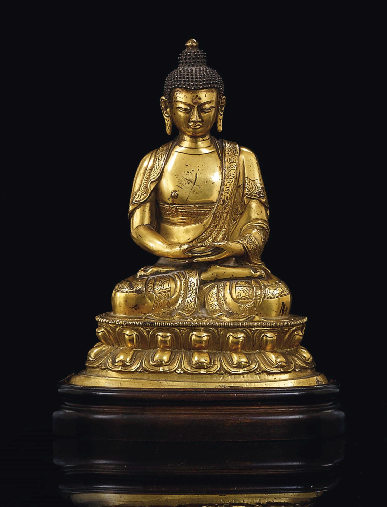 STATUE DE BOUDDHA SHAKYAMUNI EN BRONZE DORE , TIBETO-CHINOIS, FIN DU XVIIIEME SIECLE | Christie's