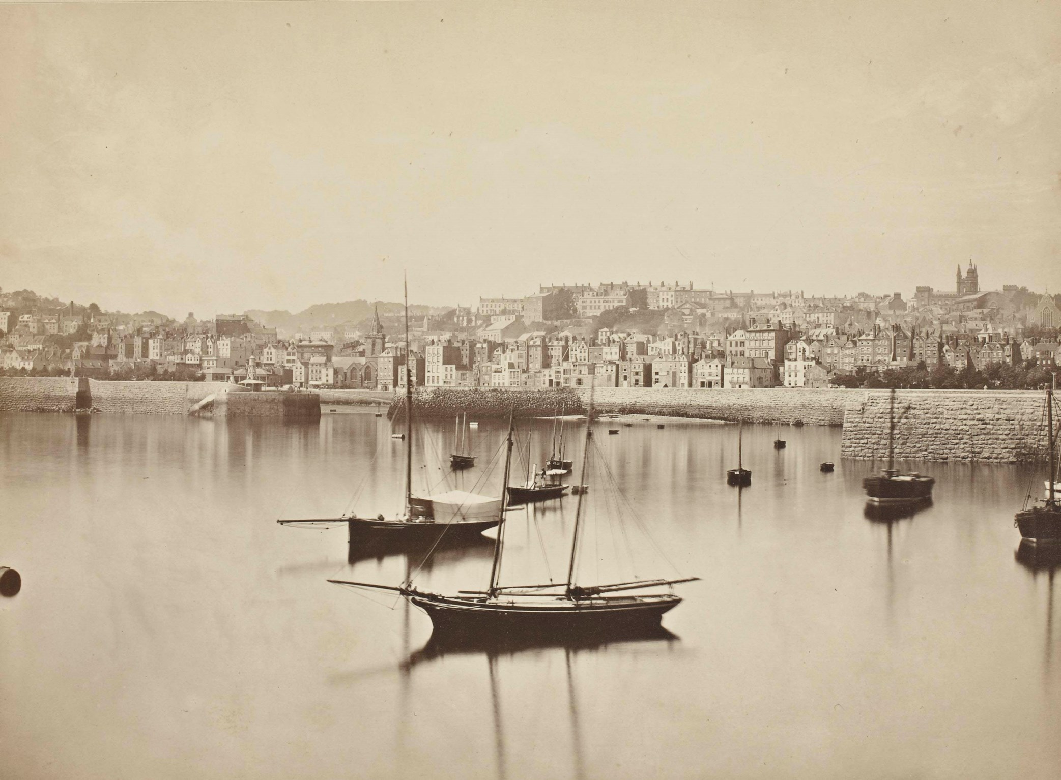 THOMAS SINGLETON (1846- ) ET ANONYME , Vues de Guernesey, vers 1870 ...