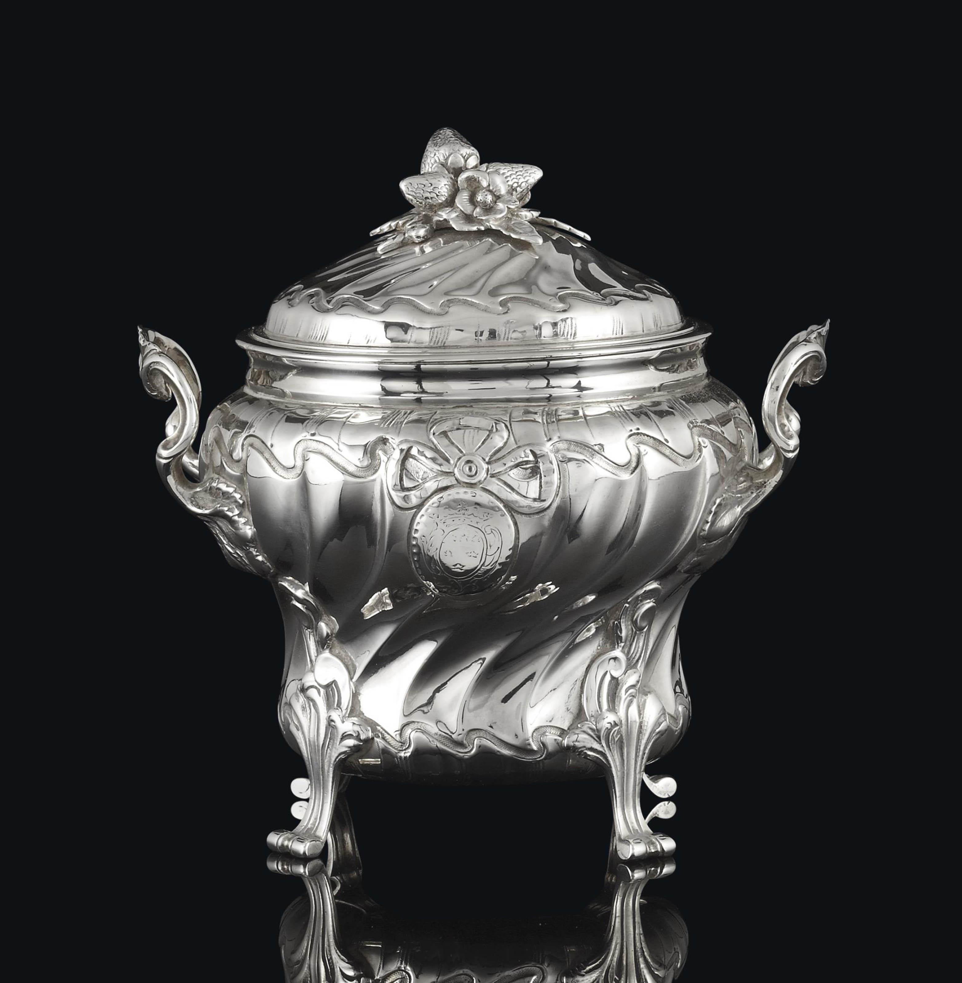 SUCRIER ET SON COUVERCLE EN ARGENT