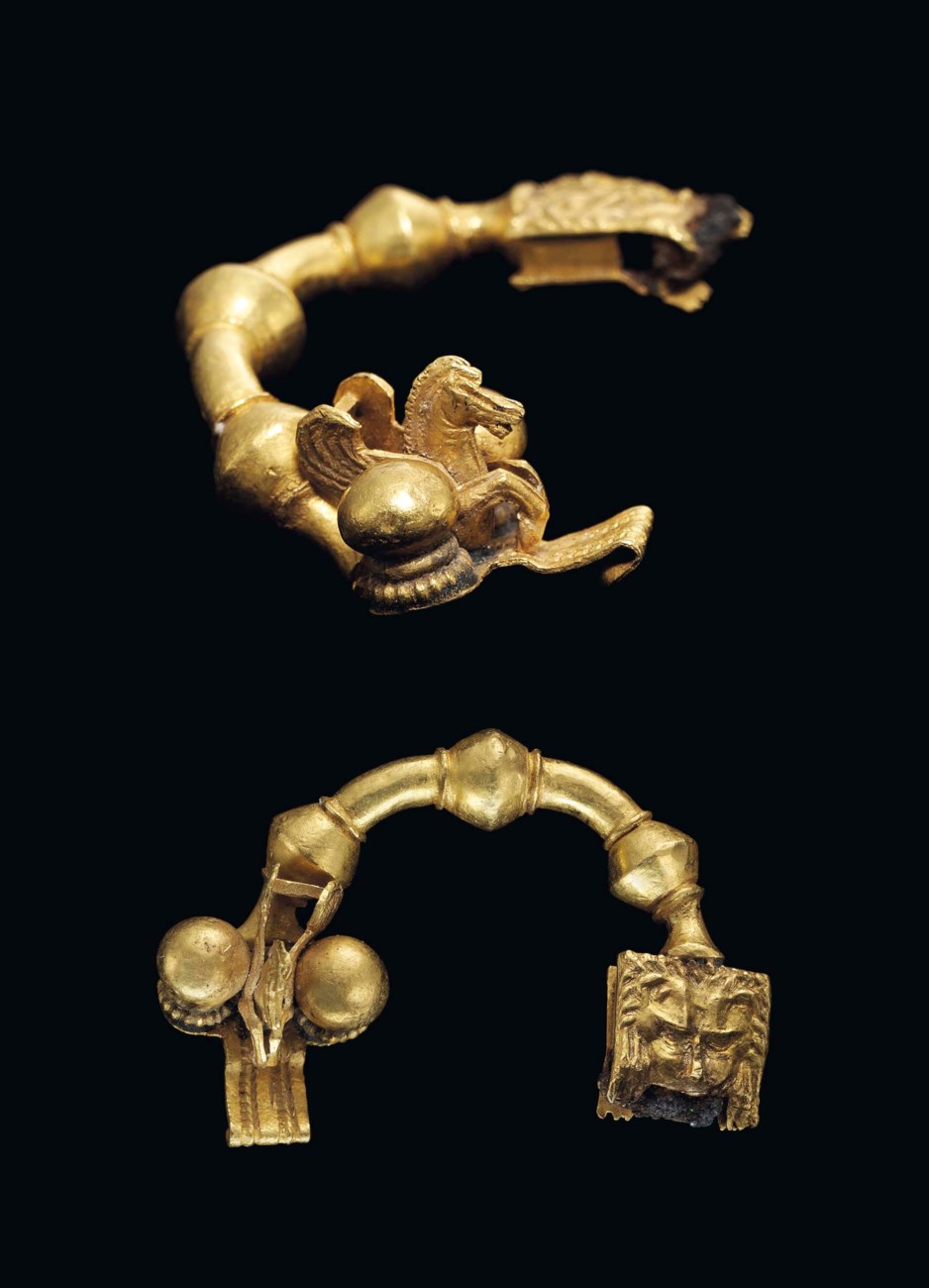 A GREEK GOLD FIBULA OF MACEDONIAN TYPE , HELLENISTIC PERIOD, CIRCA 330 ...
