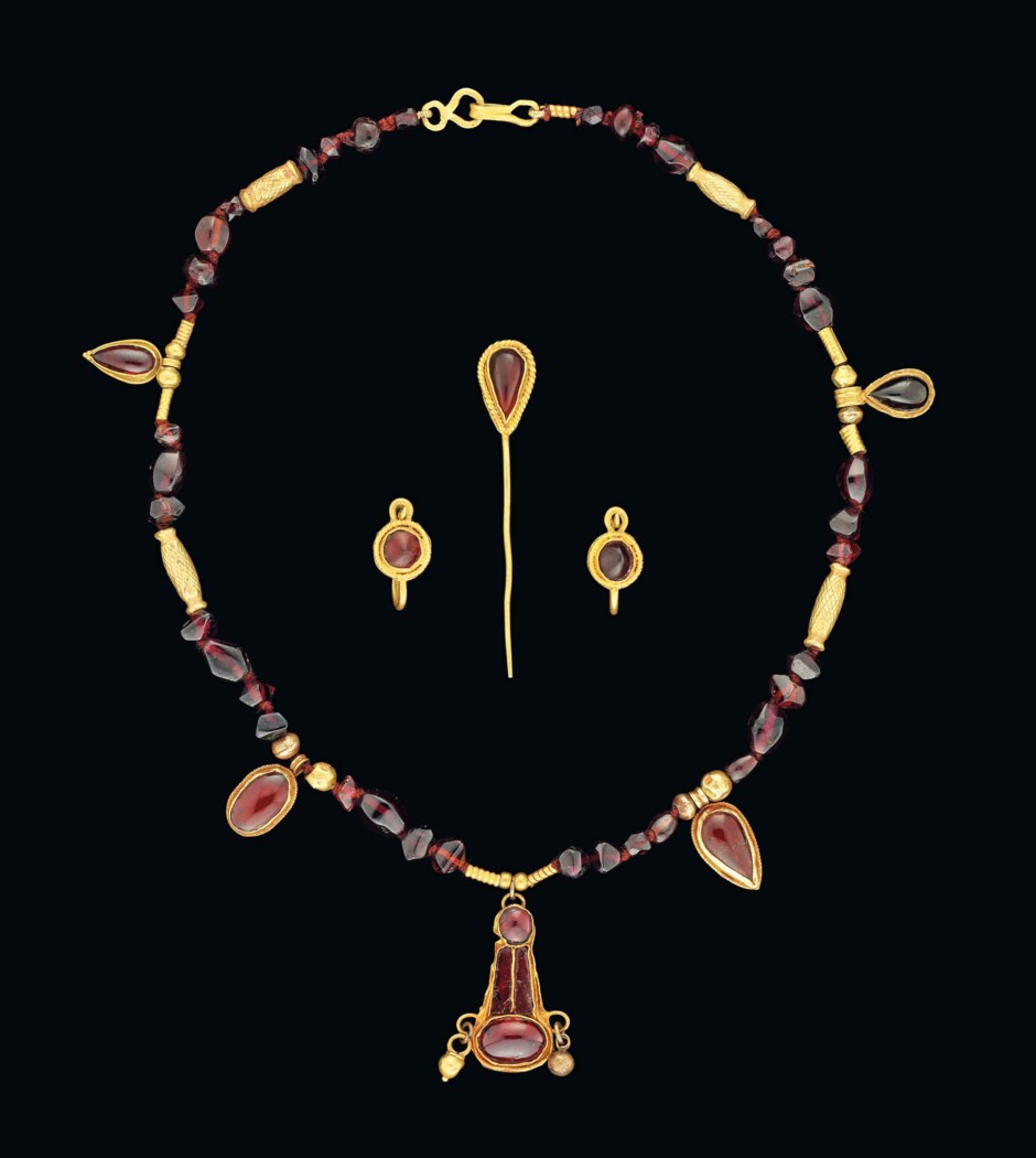 A SET OF ROMAN GOLD AND GARNET JEWELLERY , CIRCA 1ST-2ND CENTURY A.D ...