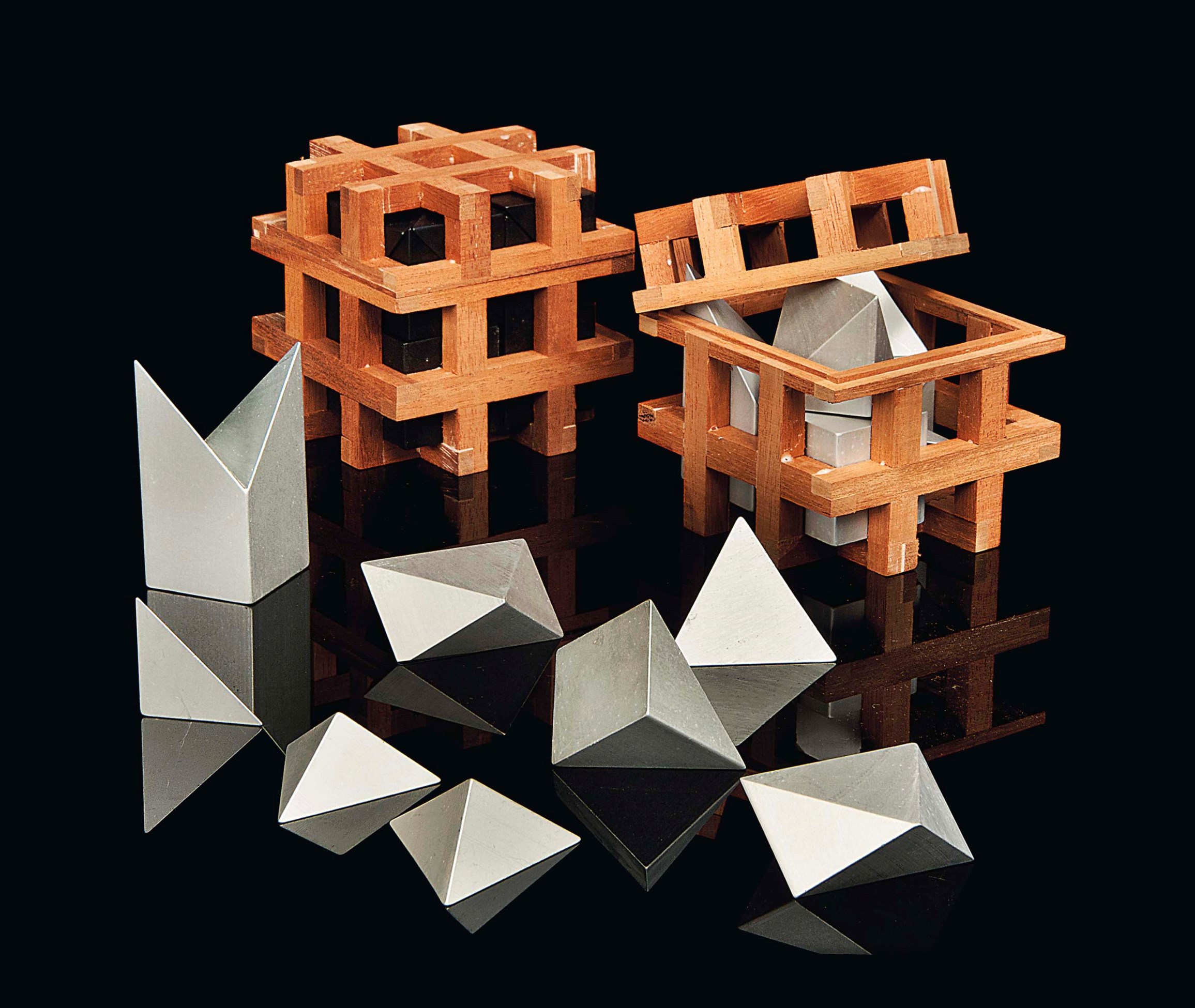 AN AMERICAN STAINLESS STEEL PUZZLE CHESS SET, BY CHARLES O.PERRY (1929 ...