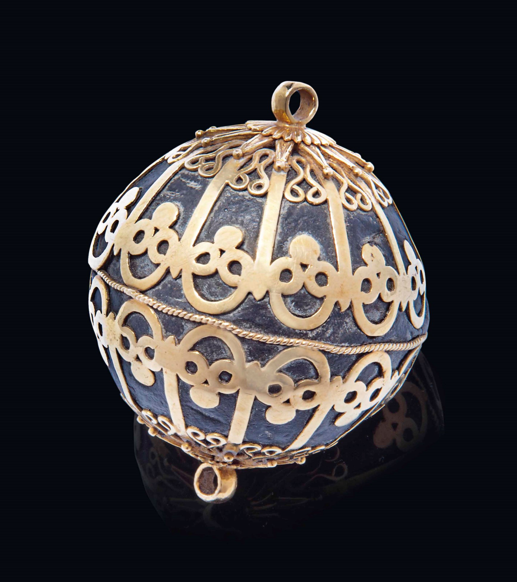 A RARE BEZOAR STONE IN ITS GOLD CASE , POSSIBLY DUTCH EAST INDIES, 17TH ...