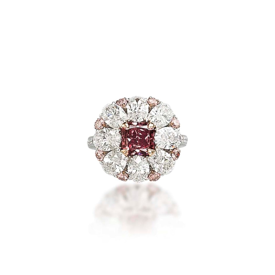 A RARE COLOURED DIAMOND RING | Christie's