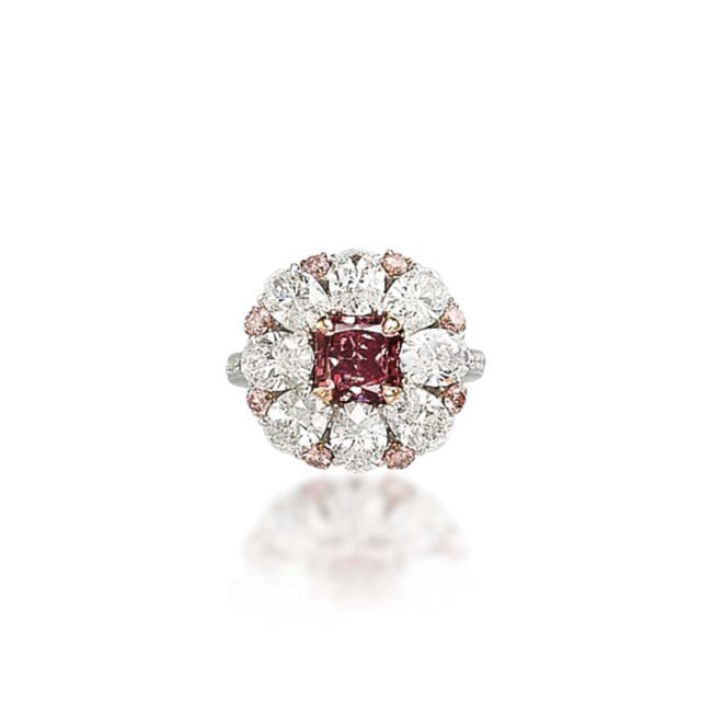 A RARE COLOURED DIAMOND RING | Christie's