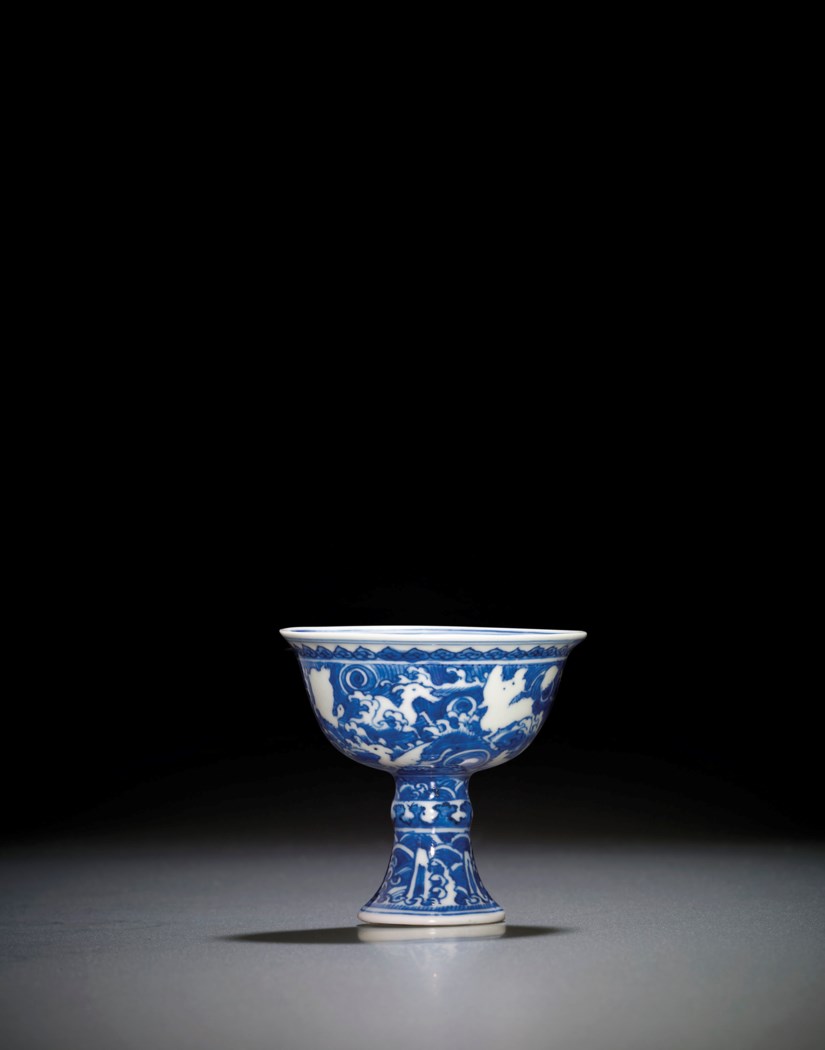 A FINE AND VERY RARE BLUE AND WHITE STEM CUP, WANLI SIX-CHARACTER MARK ...