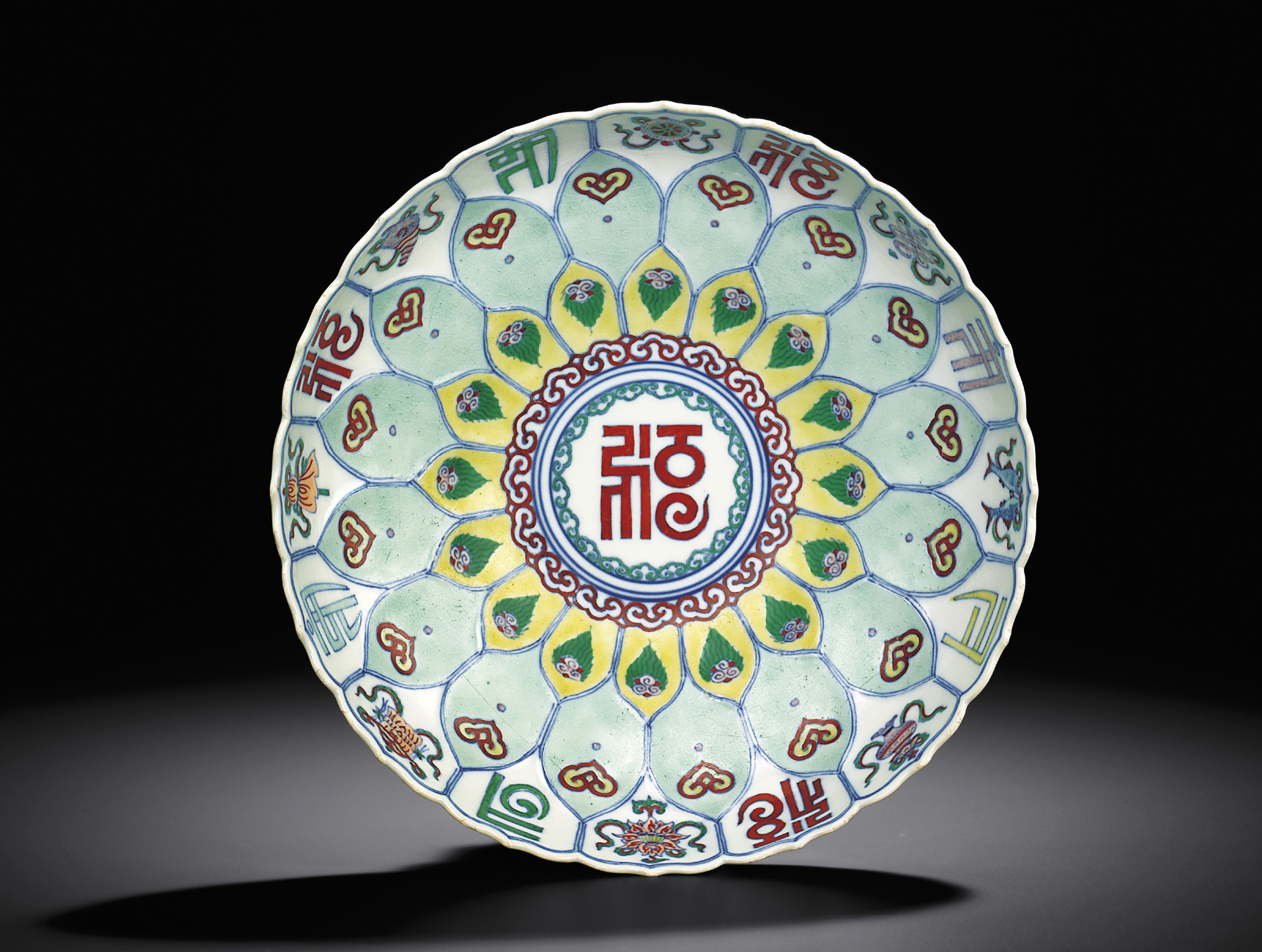 A MASSIVE BLUE AND WHITE 'LOTUS SCROLL' BASIN , QIANLONG PERIOD (1736 ...