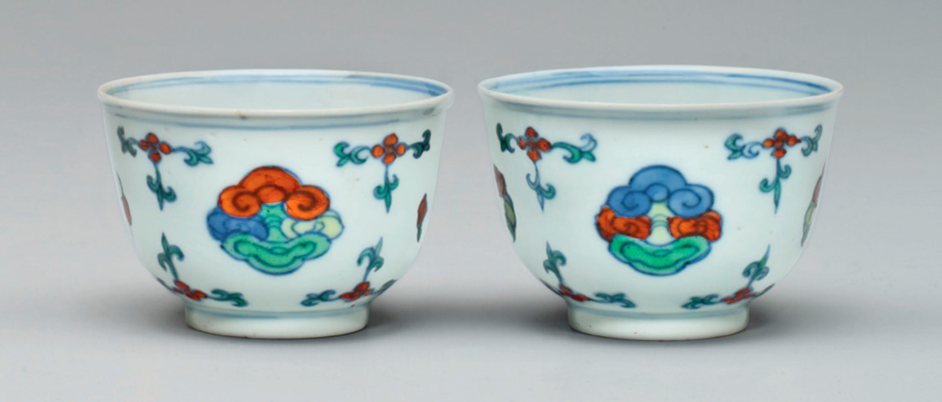 A PAIR OF MING-STYLE DOUCAI CUPS