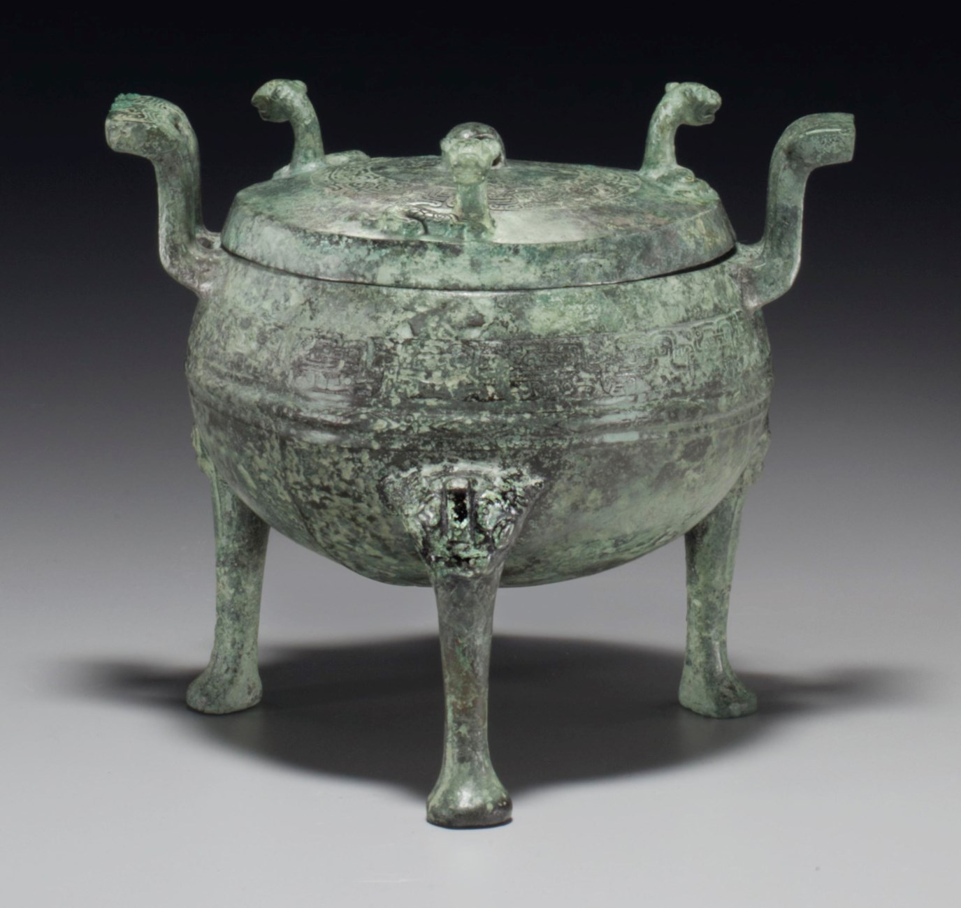 A BRONZE RITUAL TRIPOD FOOD VESSEL AND COVER, DING