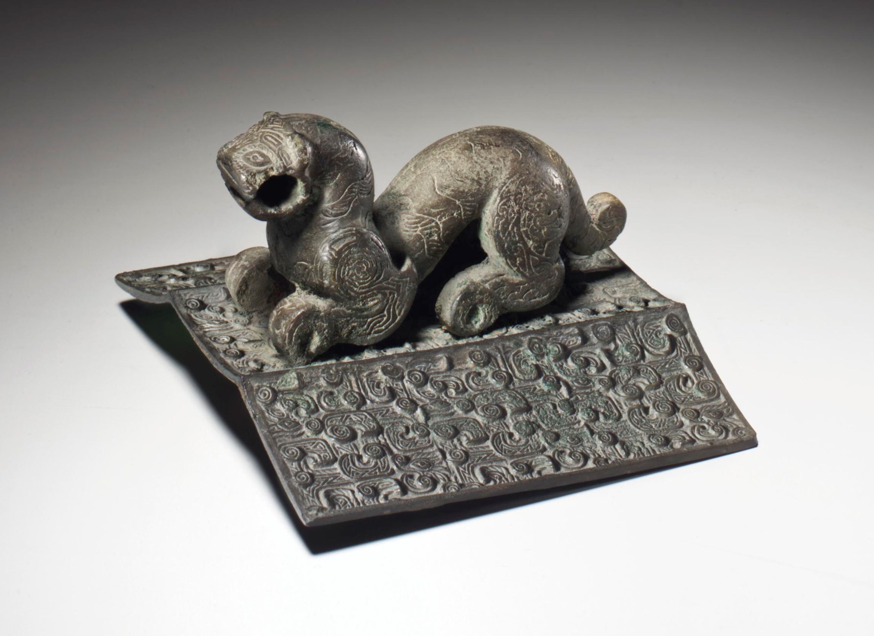 A VERY RARE BRONZE TIGER-FORM APPLIQUE , LATE EASTERN ZHOU DYNASTY, 5TH ...