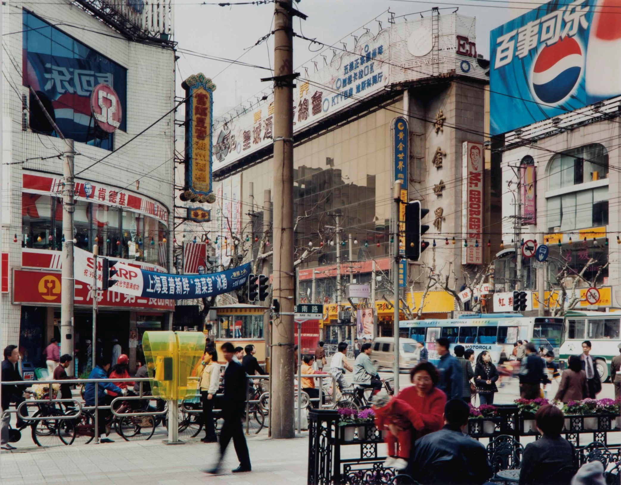 Thomas Struth (b. 1954) , Shanzi Nan Lu, Shanghai, 1999 | Christie's