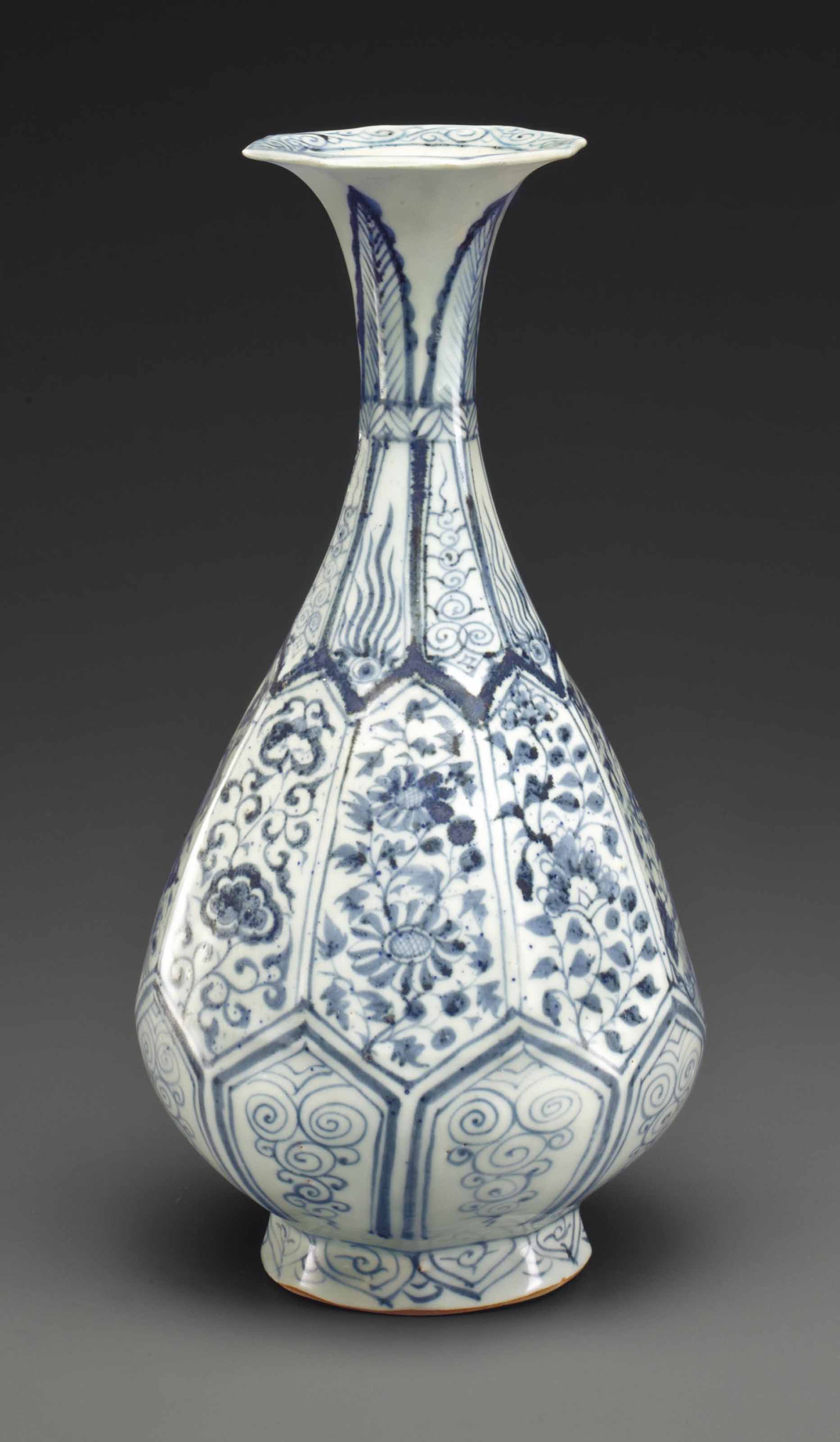 A VERY RARE BLUE AND WHITE FACETED BOTTLE VASE, YUHUCHUNPING , YUAN ...