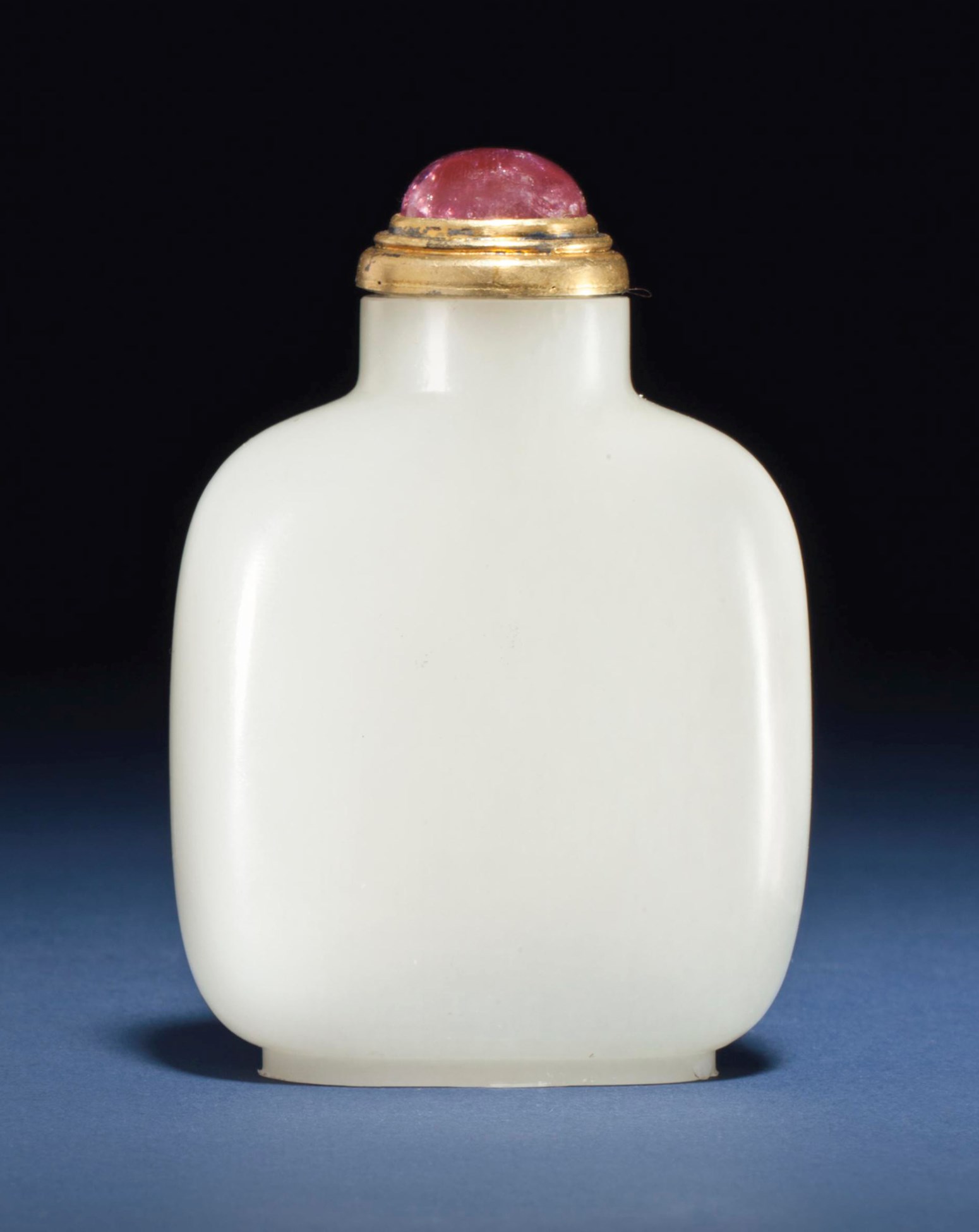 A WHITE JADE SNUFF BOTTLE , 1750-1850 | Christie's