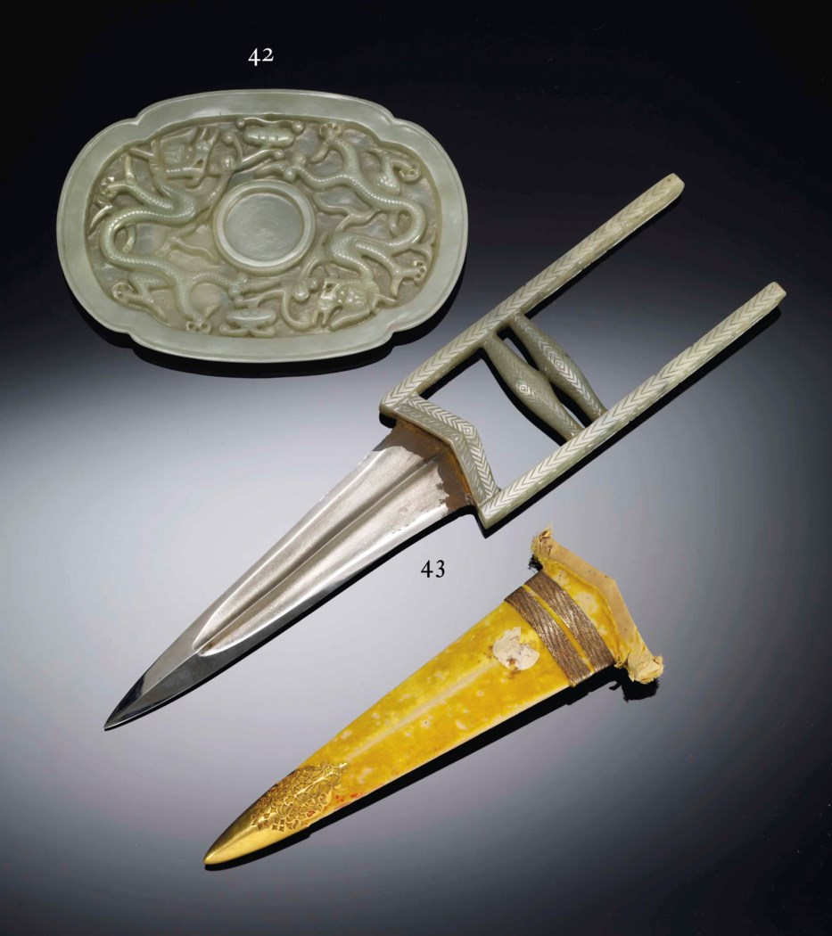 KATAR EN JADE CELADON PALE SCULPTE ET SON ETUI, INDE MOGHOLE, XVIIIEME ...