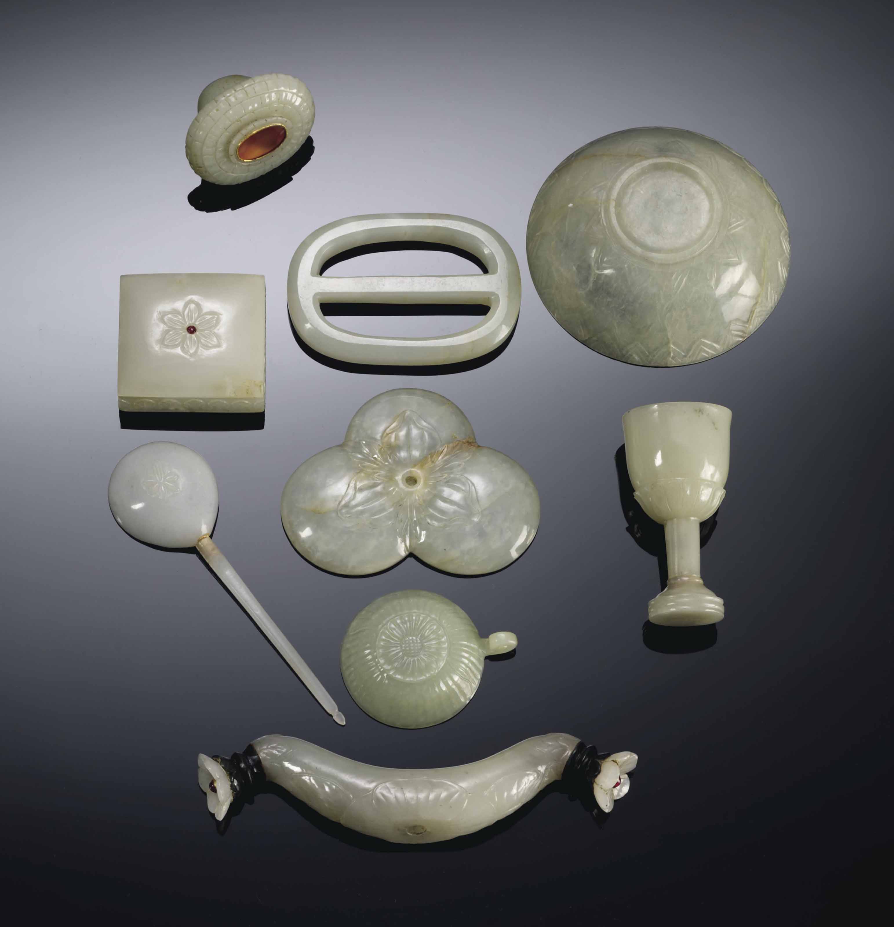 KATAR EN JADE CELADON PALE SCULPTE ET SON ETUI, INDE MOGHOLE, XVIIIEME ...