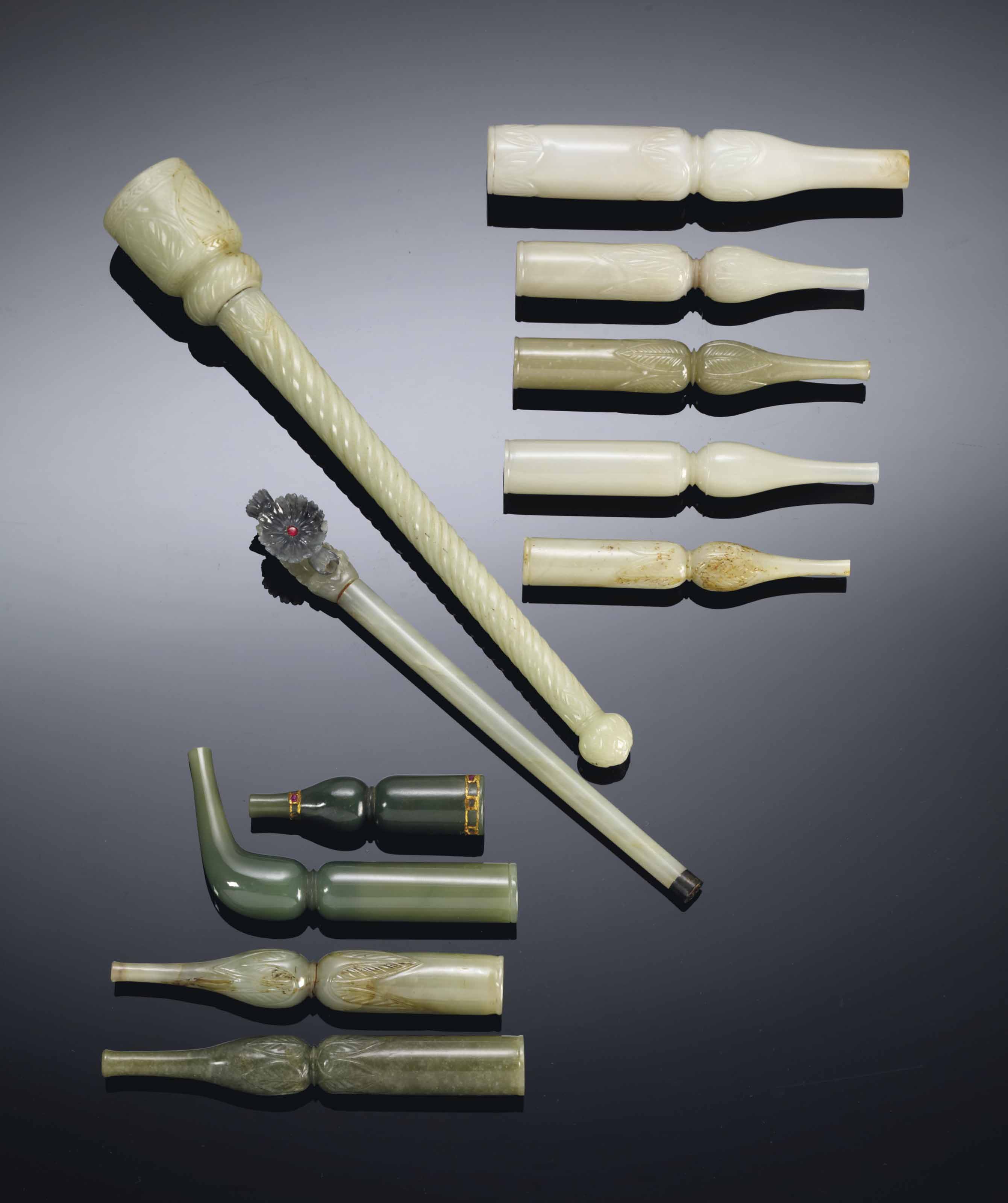 KATAR EN JADE CELADON PALE SCULPTE ET SON ETUI, INDE MOGHOLE, XVIIIEME ...