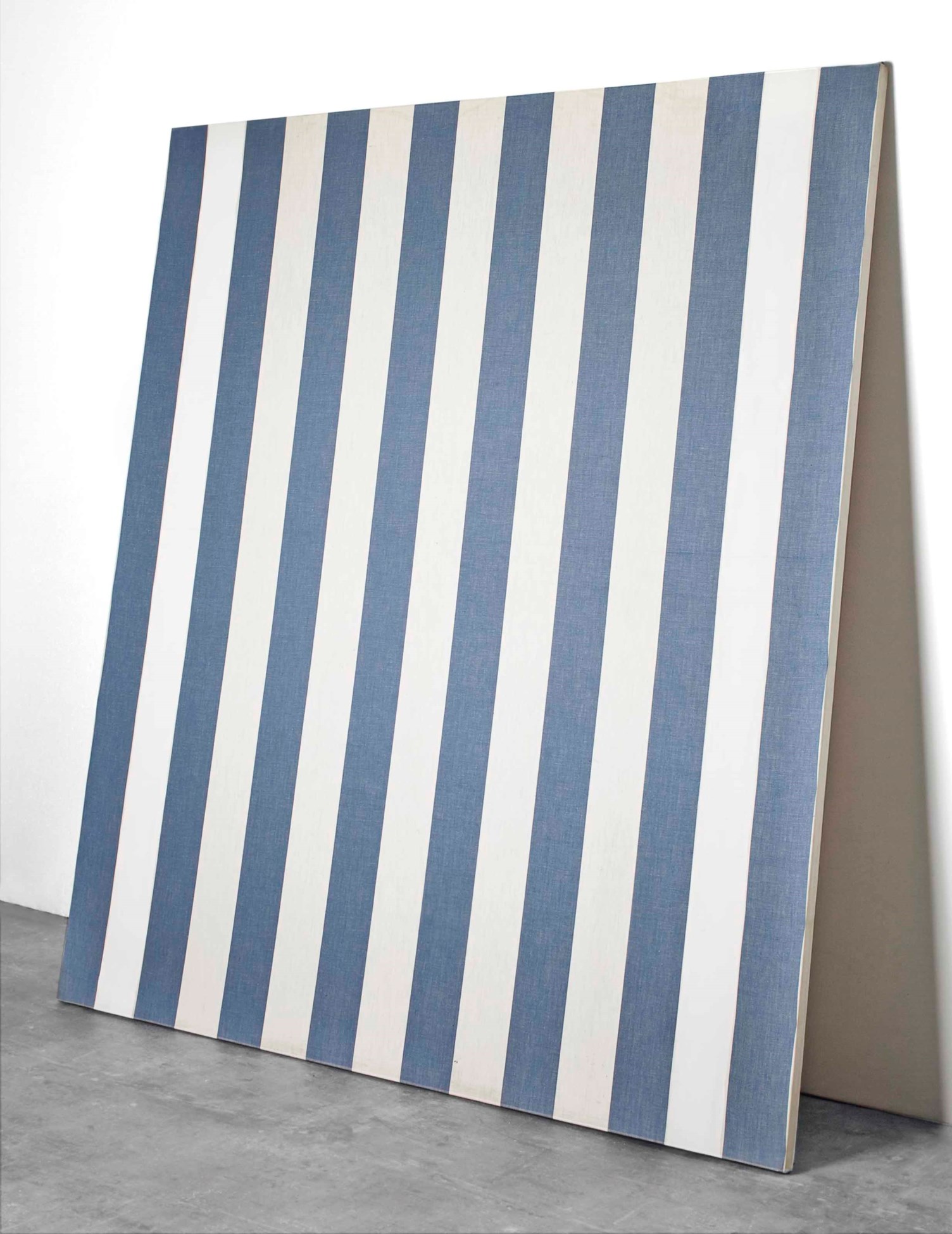 DANIEL BUREN (NÉ EN 1938) , Peinture acrylique blanche sur tissu rayé ...