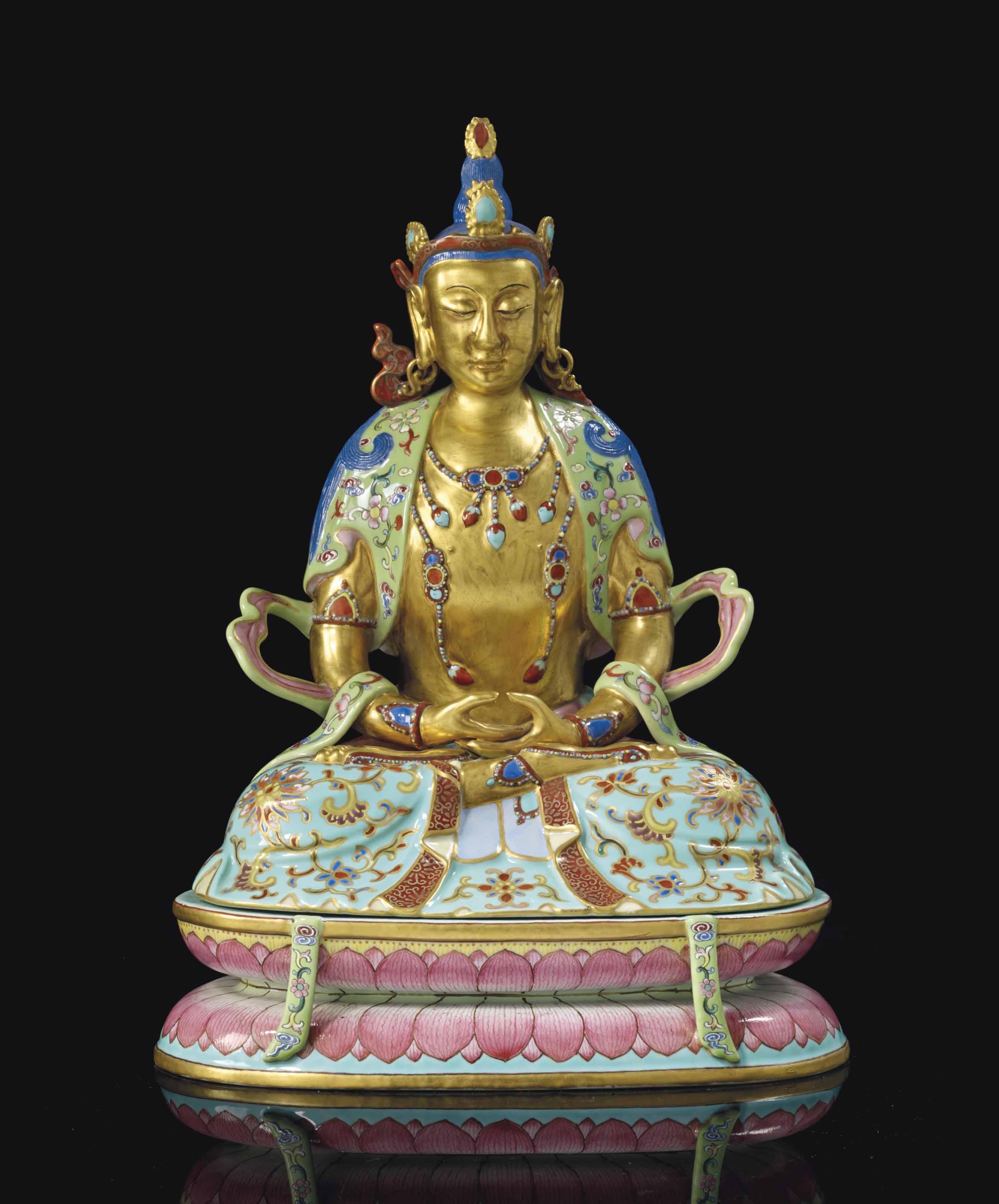 RARE STATUE D'AMITAYUS EN PORCELAINE DE LA FAMILLE ROSE