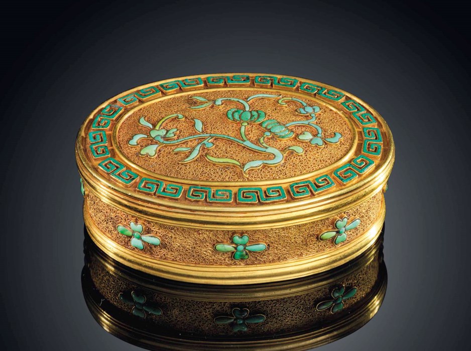 A SMALL TURQUOISE-INLAID GOLD BOX