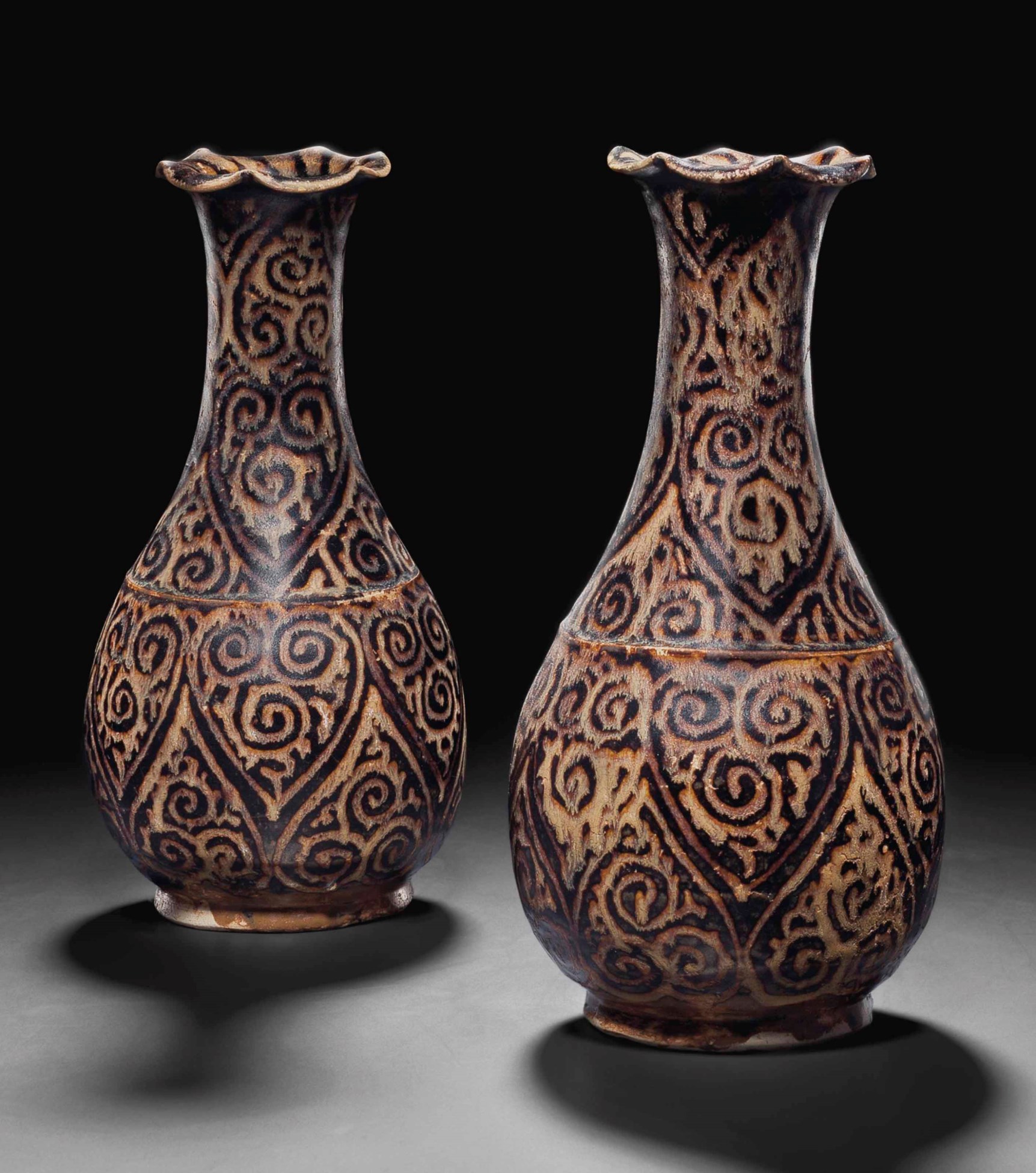 A PAIR OF VERY RARE JIZHOU 'GURI'-STYLE PEAR-SHAPED VASES
