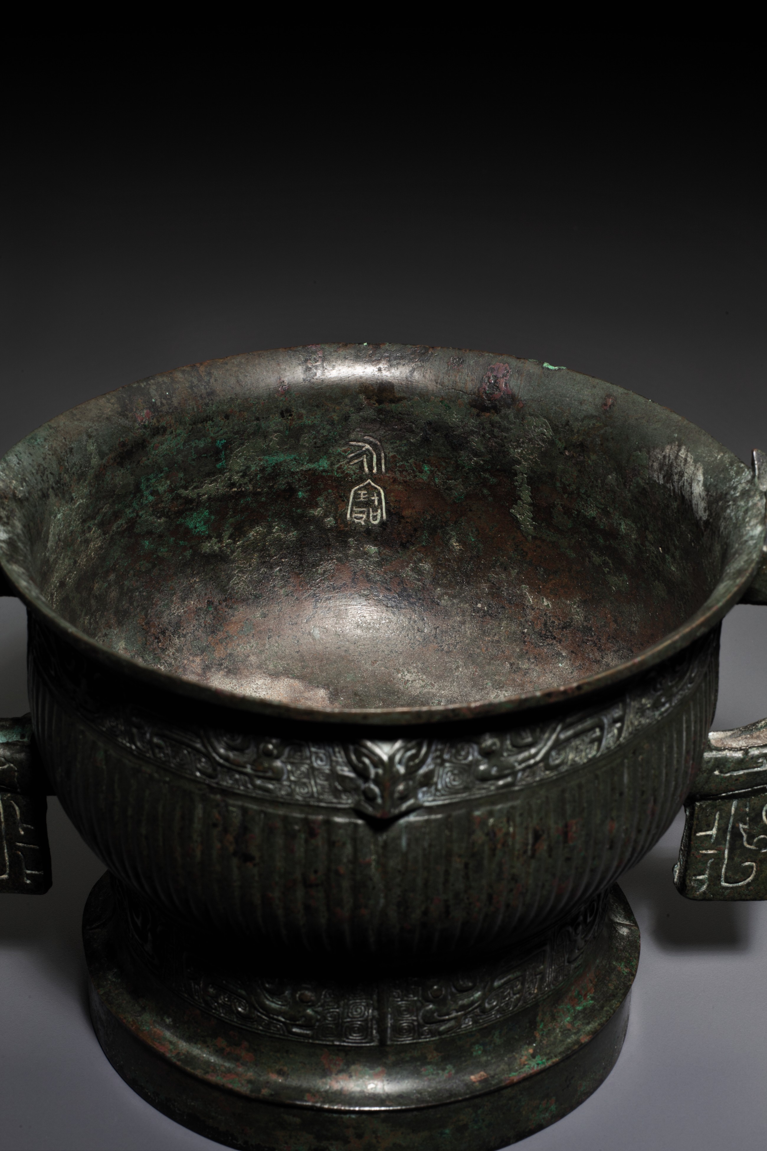 A BRONZE RITUAL FOOD VESSEL, GUI