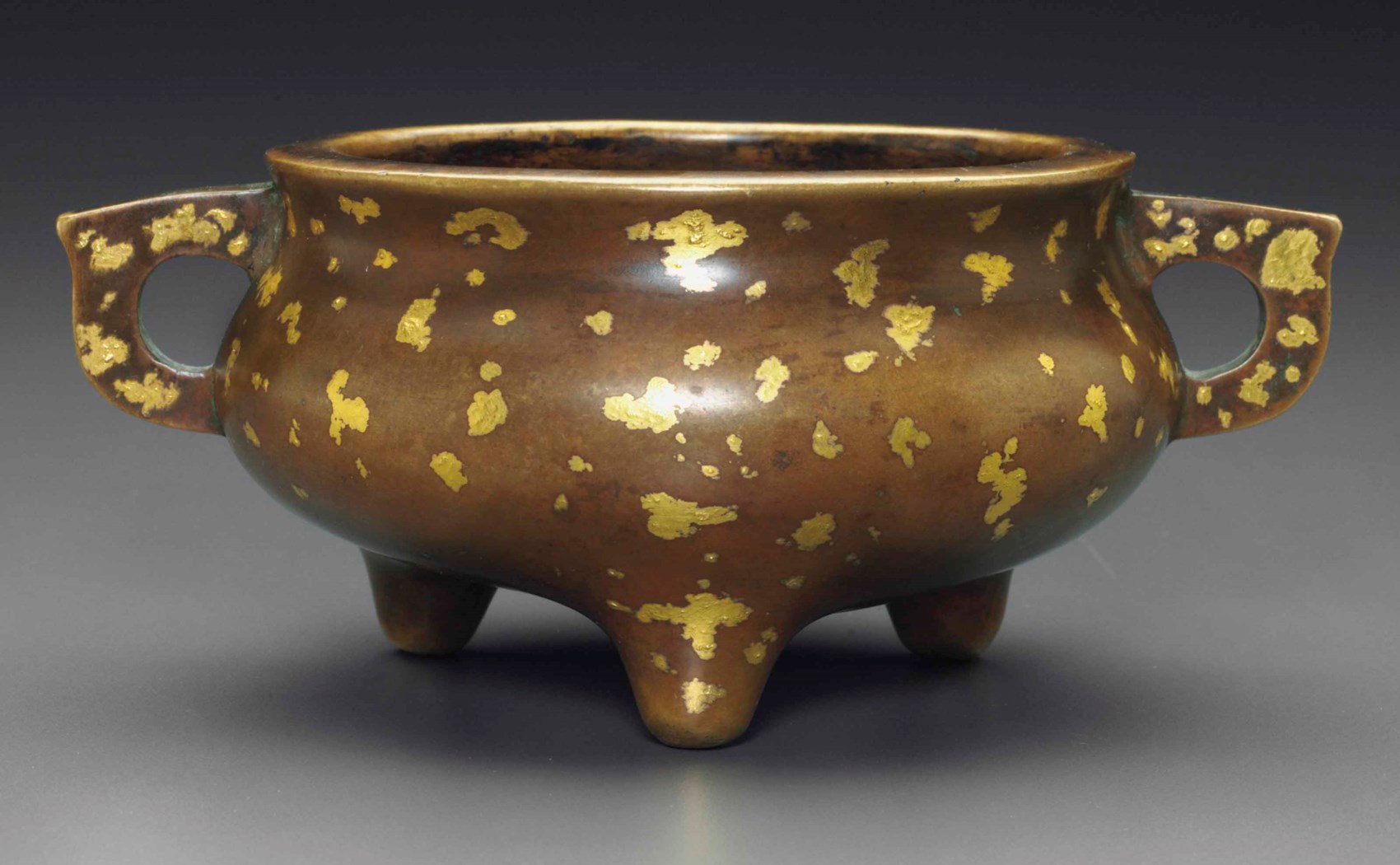 A GOLD-SPLASHED BRONZE TRIPOD CENSER, 18TH CENTURY | Christie's