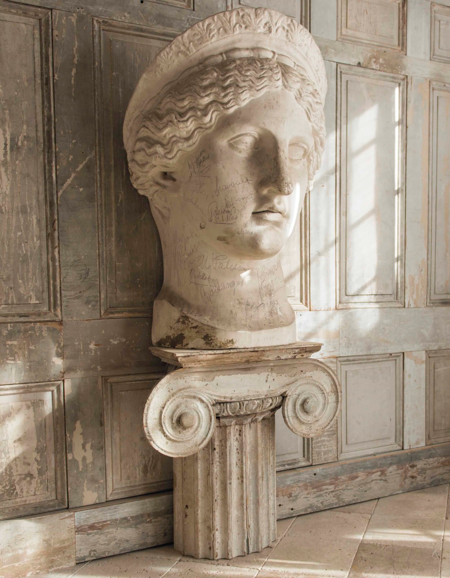 AN OVERSIZED PLASTER CAST BUST OF THE JUNO LUDOVISI, LATE 19TH CENTURY ...