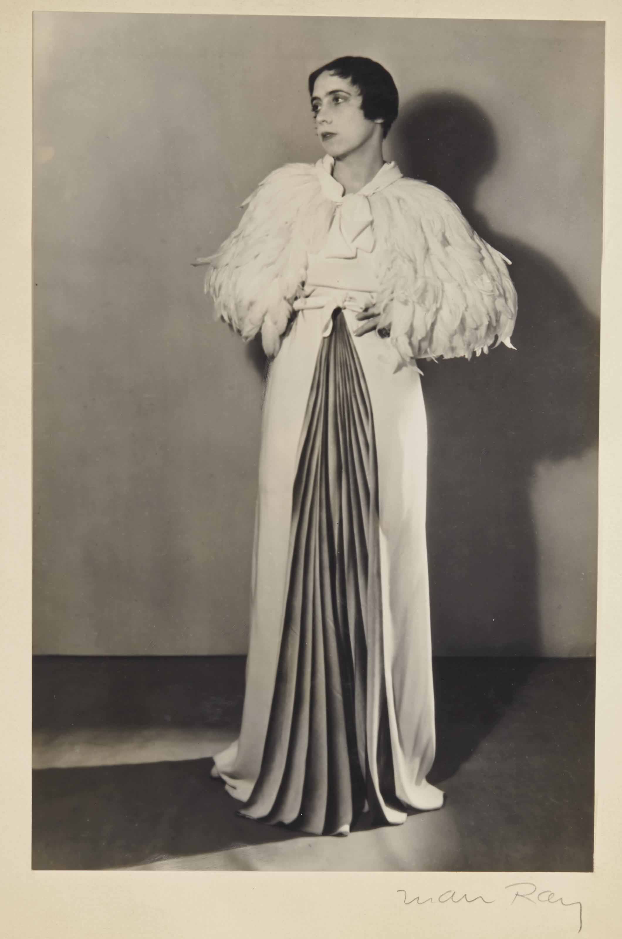 MAN RAY (1890-1976) , Elsa Schiaparelli en Elsa Schiaparelli, Automne ...