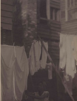 DORIS ULLMAN (1882-1934) , Black Woman hanging laundry, vers 1920 ...