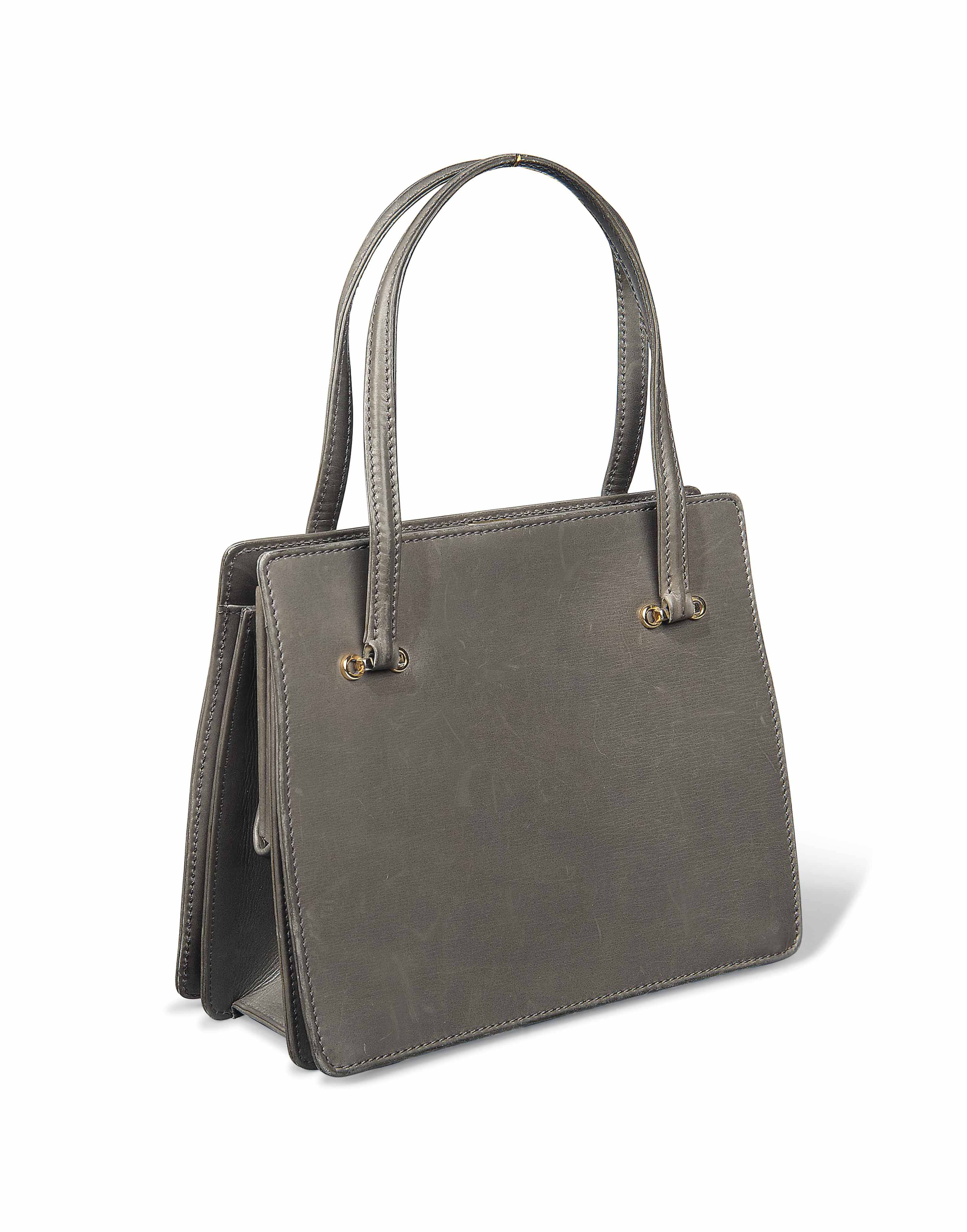 A GREY LEATHER HANDBAG