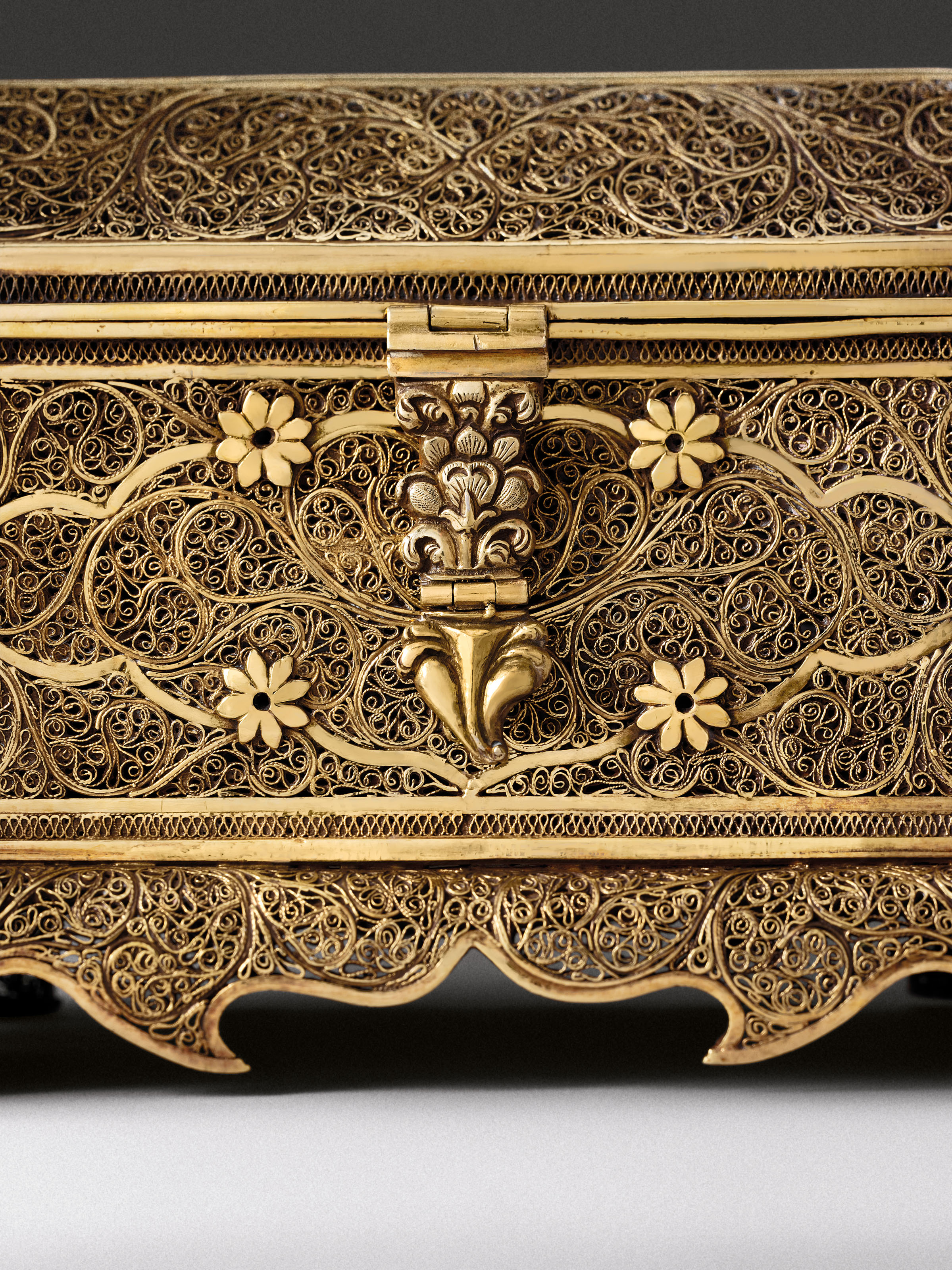 A FINE SILVER-GILT FILIGREE BOX