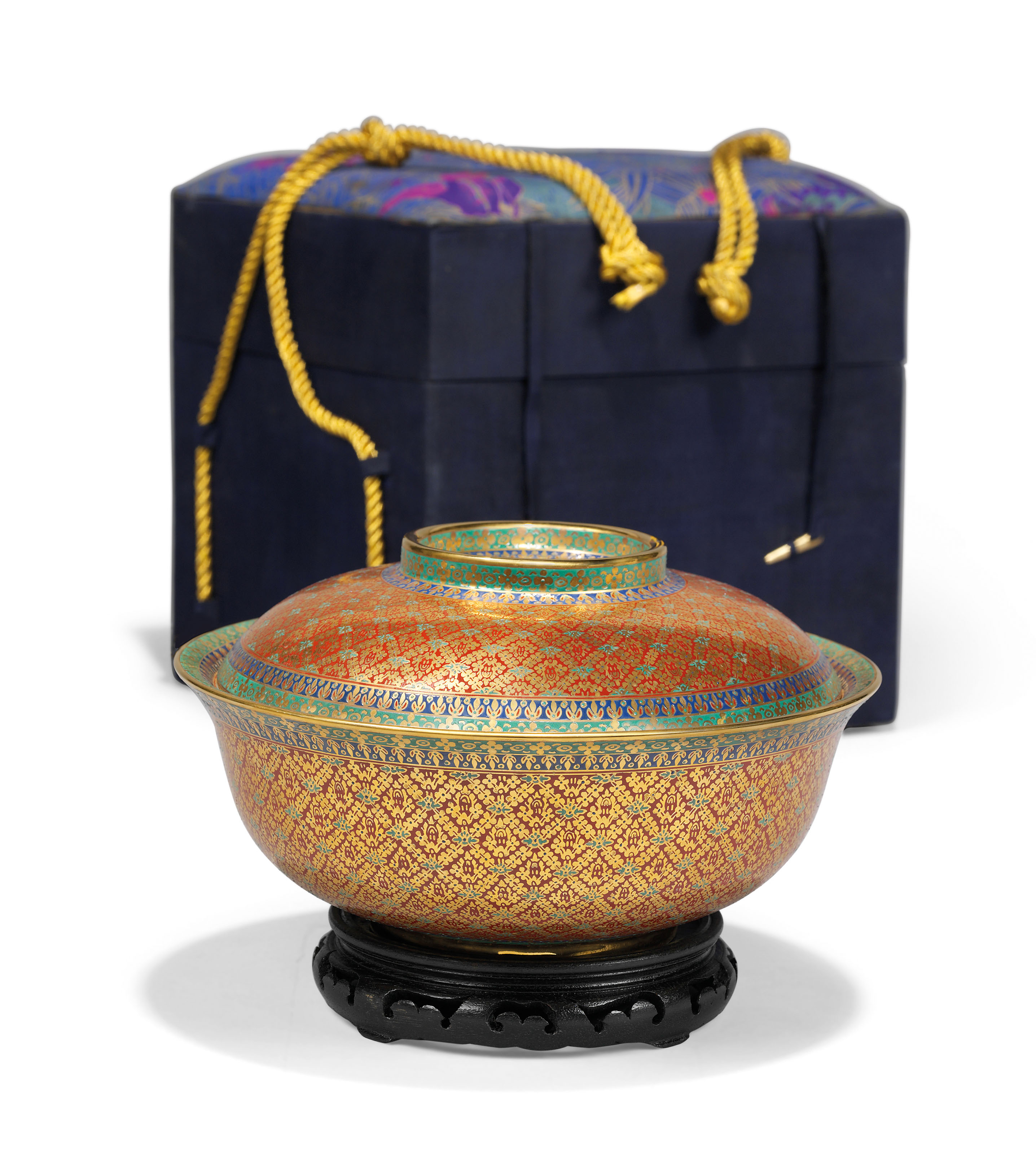 A THAI PORCELAIN BOWL AND COVER, BY BENJARONG CERAMICS, LATE 20TH ...
