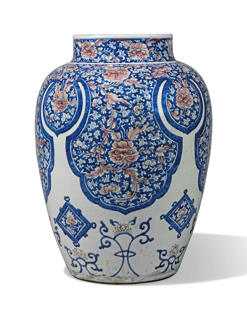 A LARGE BLUE AND WHITE AND UNDERGLAZE RED BALUSTER JAR, KANGXI PERIOD ...