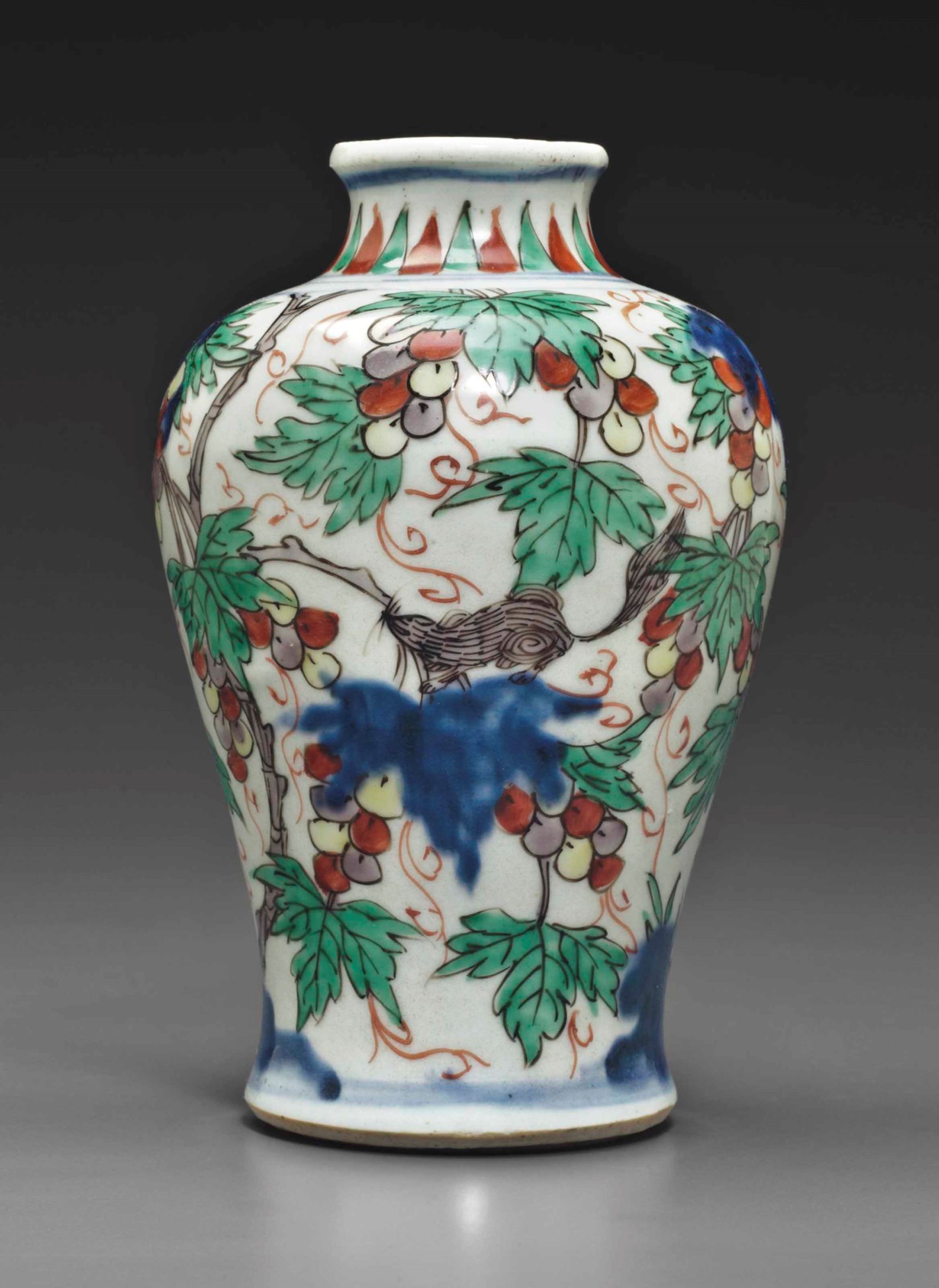 A SMALL WUCAI HIGH-SHOULDERED VASE, SHUNZHI PERIOD (1644-1661) | Christie's