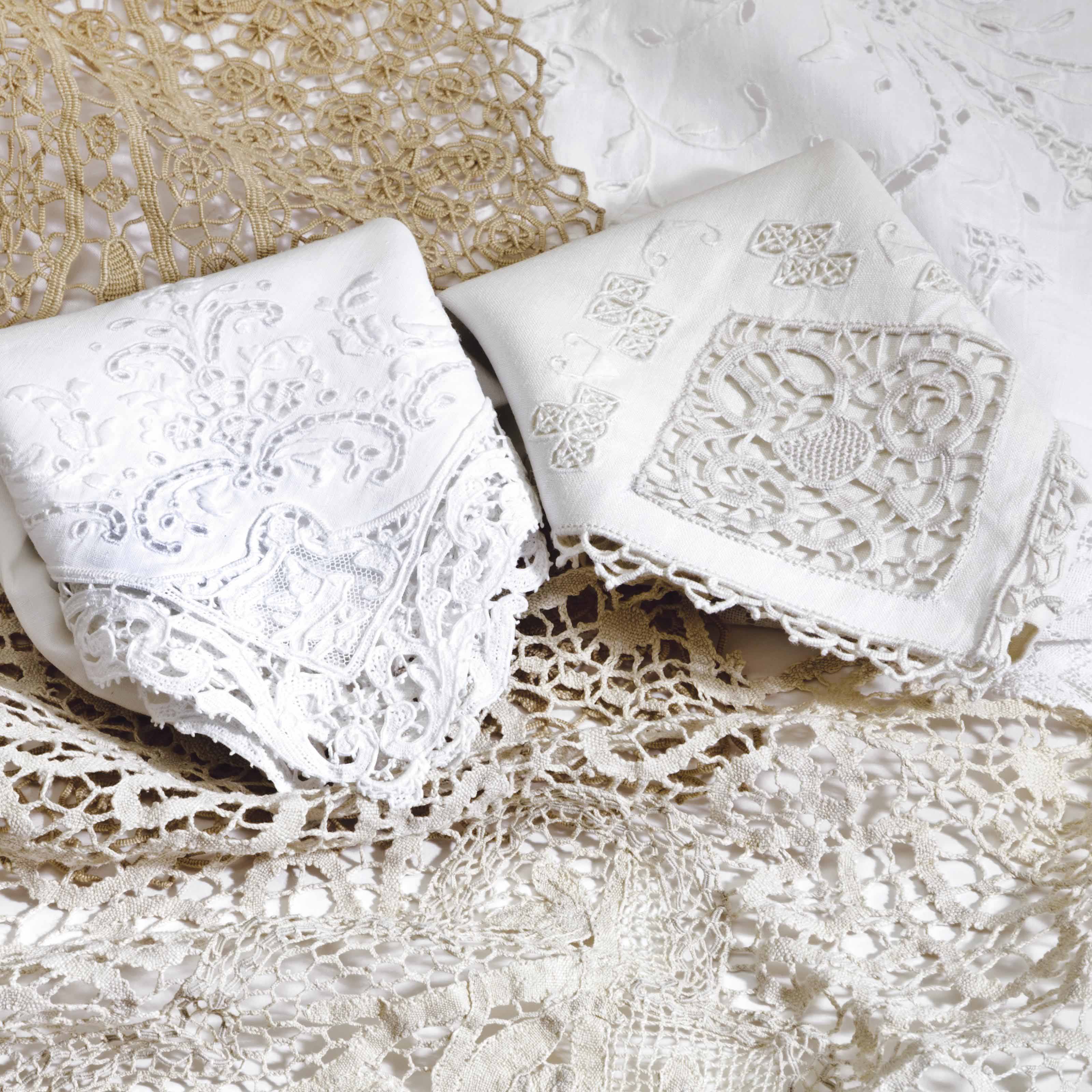 A LARGE GROUP OF LINEN AND LACE TABLE LINENS,