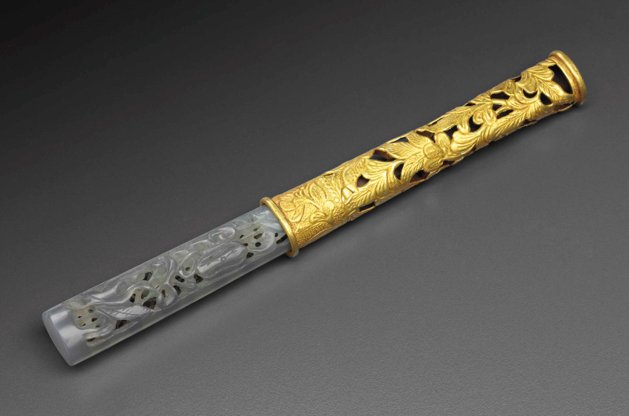 A PIERCED AGATE KNIFE HANDLE AND GOLD OPENWORK SCABBARD, CHINA, LIAO ...