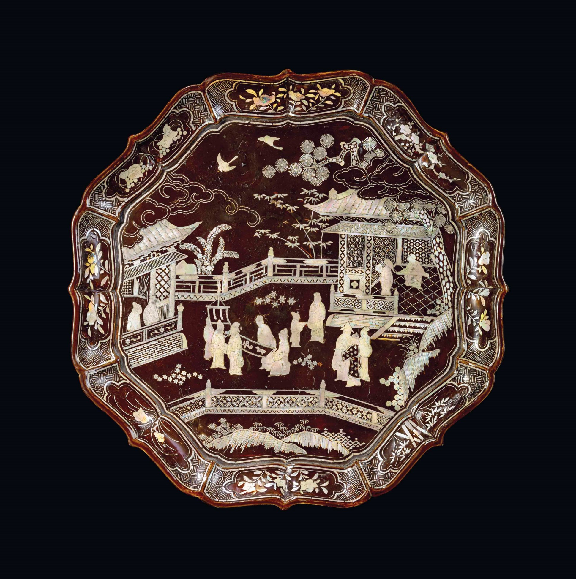 GRAND PLAT POLYLOBE EN LAQUE BRUNE ET INCRUSTATIONS DE NACRE