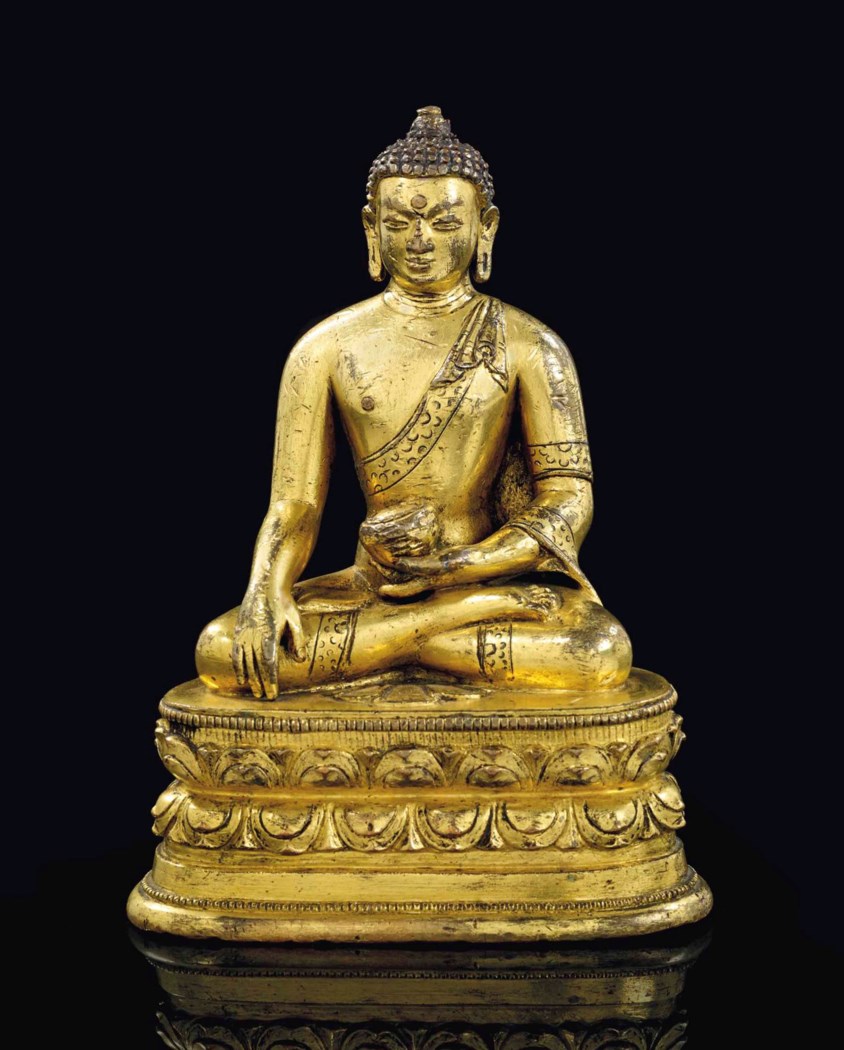 STATUE DE BOUDDHA SHAKYAMUNI EN BRONZE DORE, MONGOLIE, DEBUT DU XVIIIEME SIECLE | Christie's