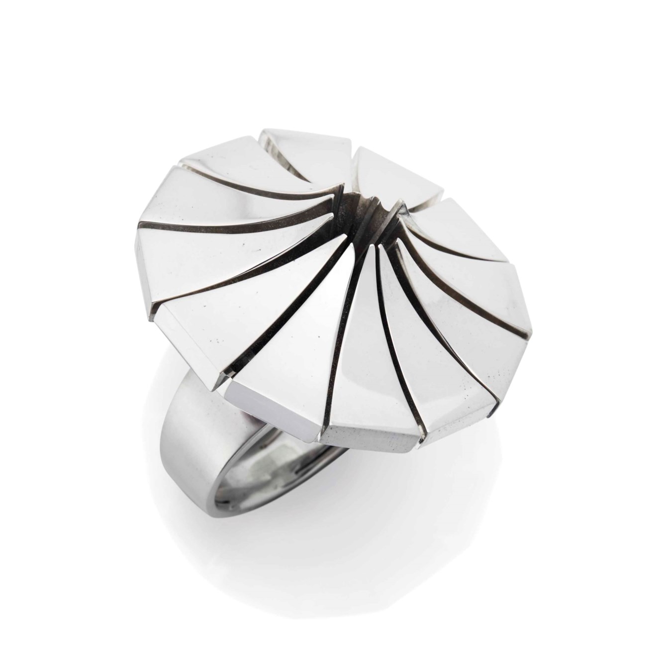 BAGUE « 12 TRIANGLES CONVEXES » EN ARGENT, PAR POL BURY | Christie's