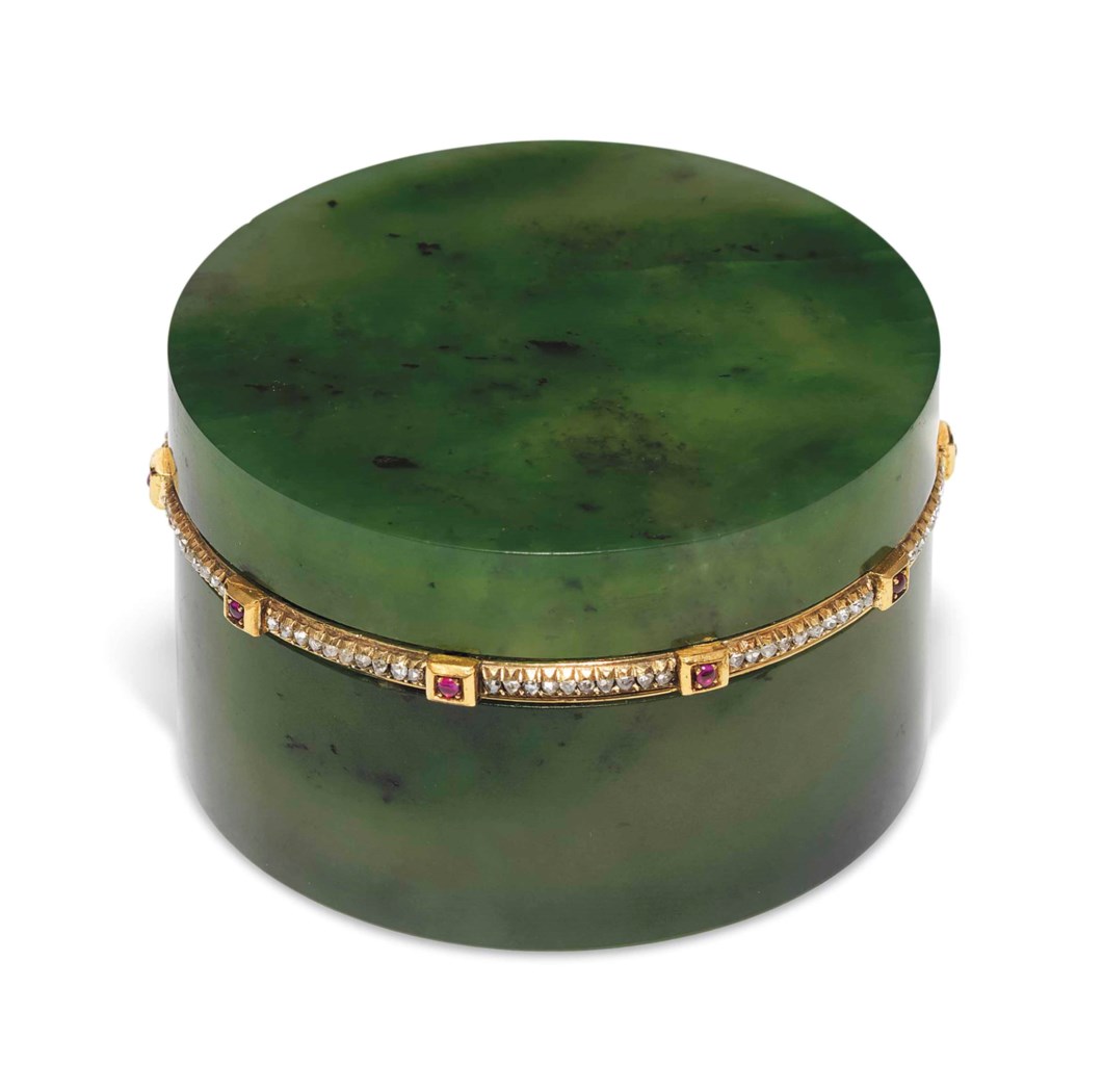 A JEWELLED GOLD-MOUNTED NEPHRITE BOX