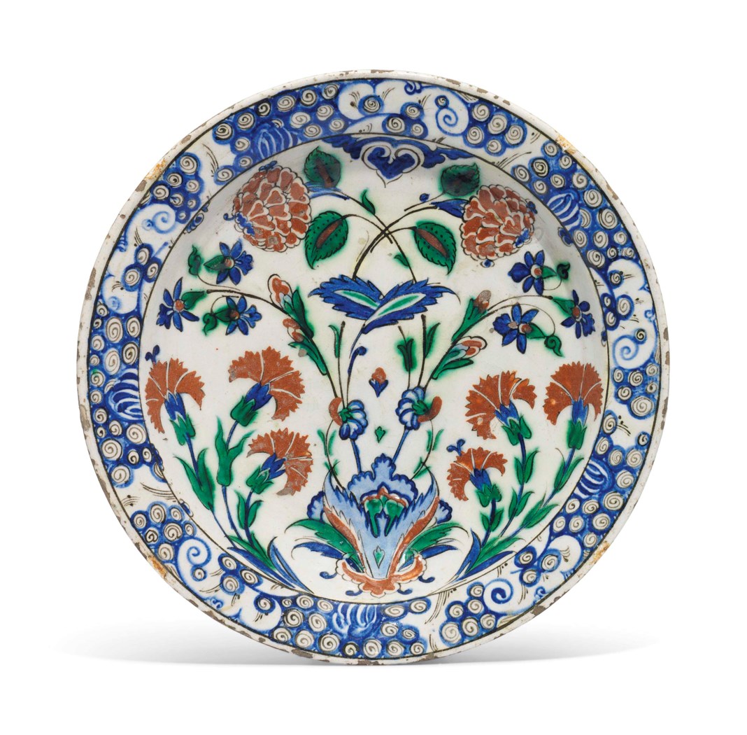A LARGE IZNIK POTTERY DISH, OTTOMAN TURKEY, CIRCA 1590-1600 | Christie's