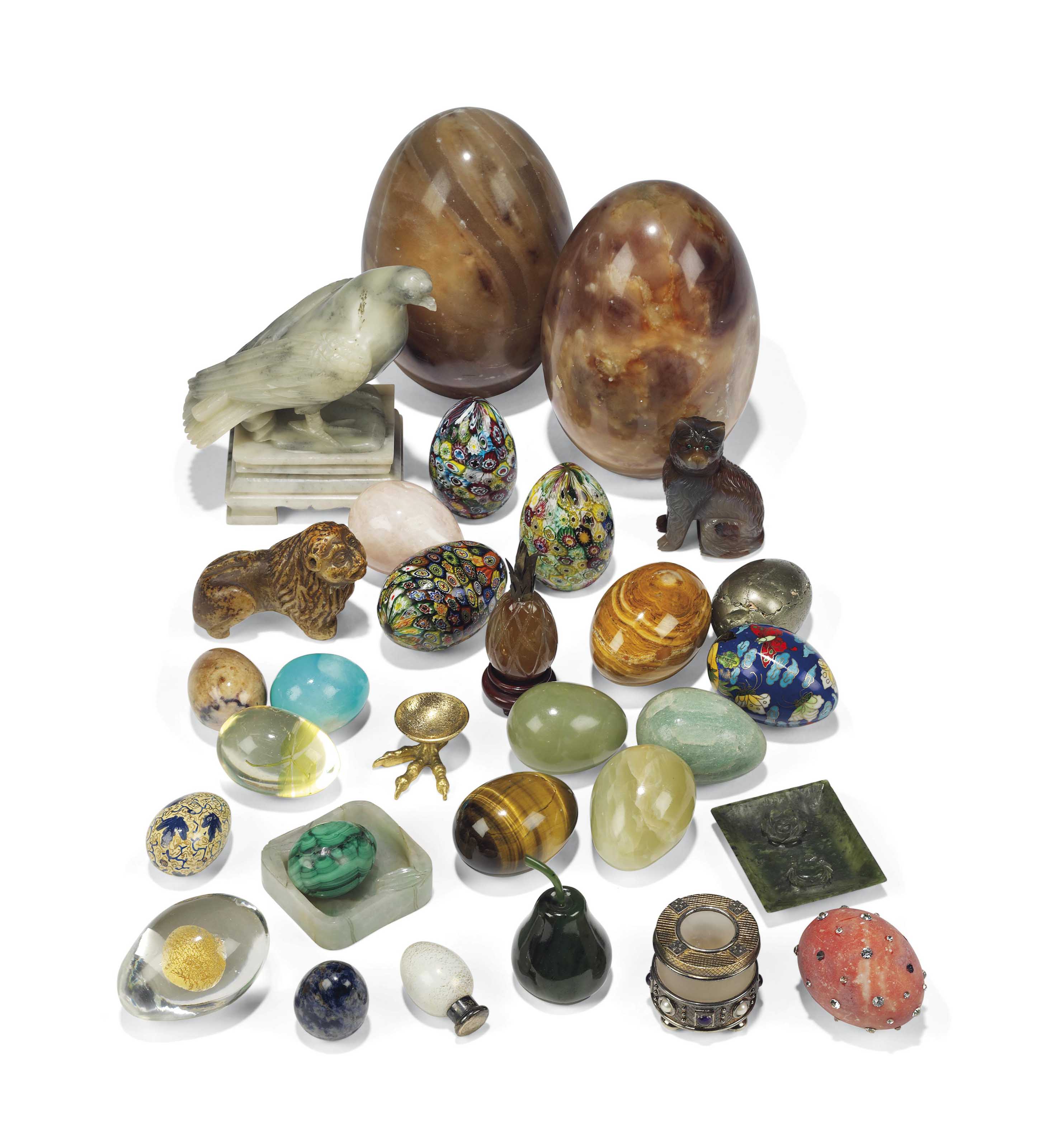 A COLLECTION OF SPECIMEN MINERAL EGGS AND OTHER HARDSTONE OBJECT D’ART