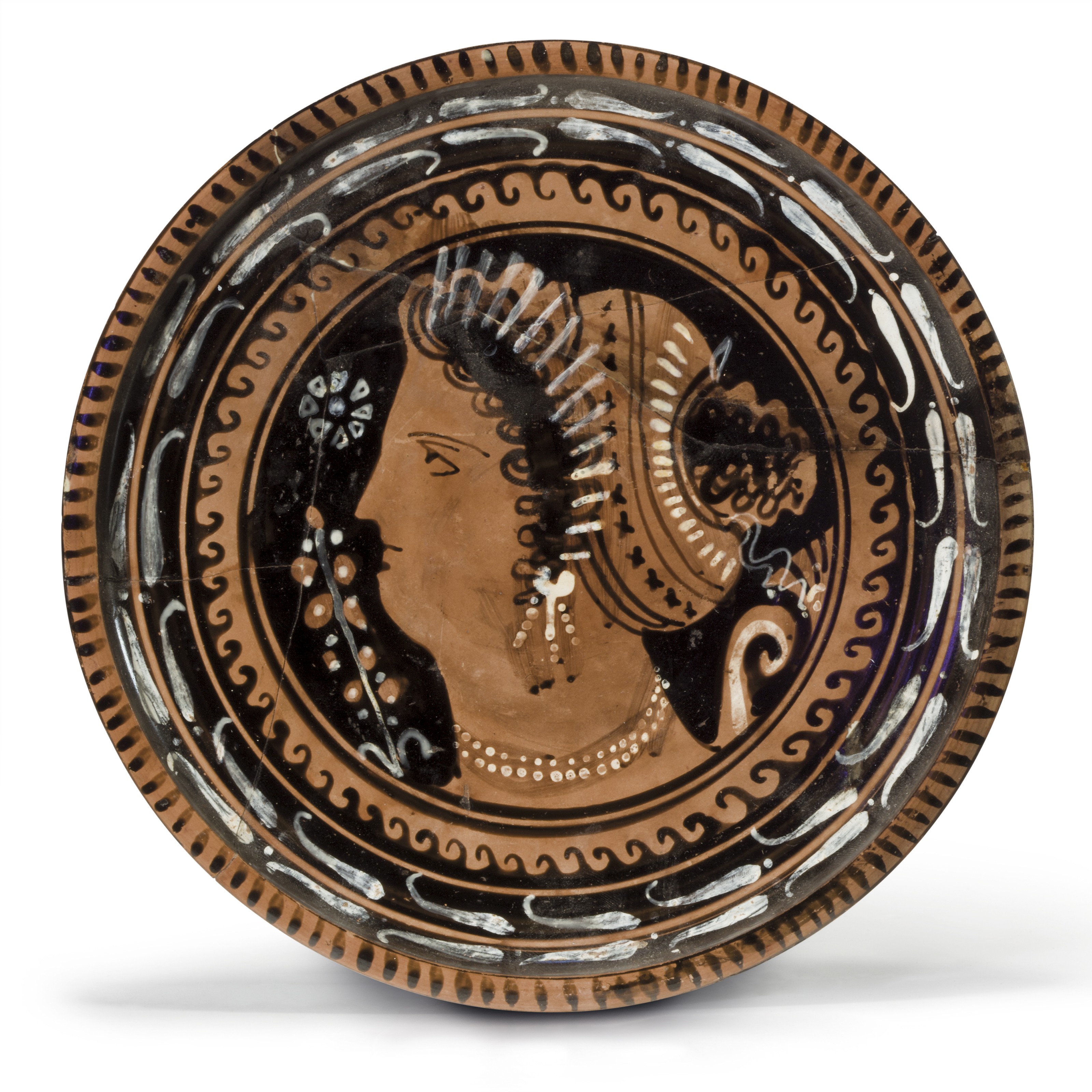 AN APULIAN RED-FIGURED PLATE, ATTRIBUTED TO THE PAINTER OF ZURICH 2660 ...