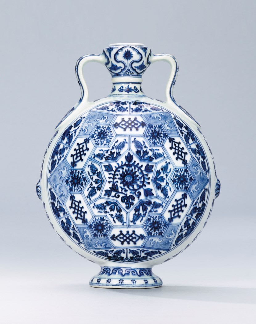 A MING-STYLE BLUE AND WHITE MOON FLASK, QIANLONG PERIOD (1736-1795 ...